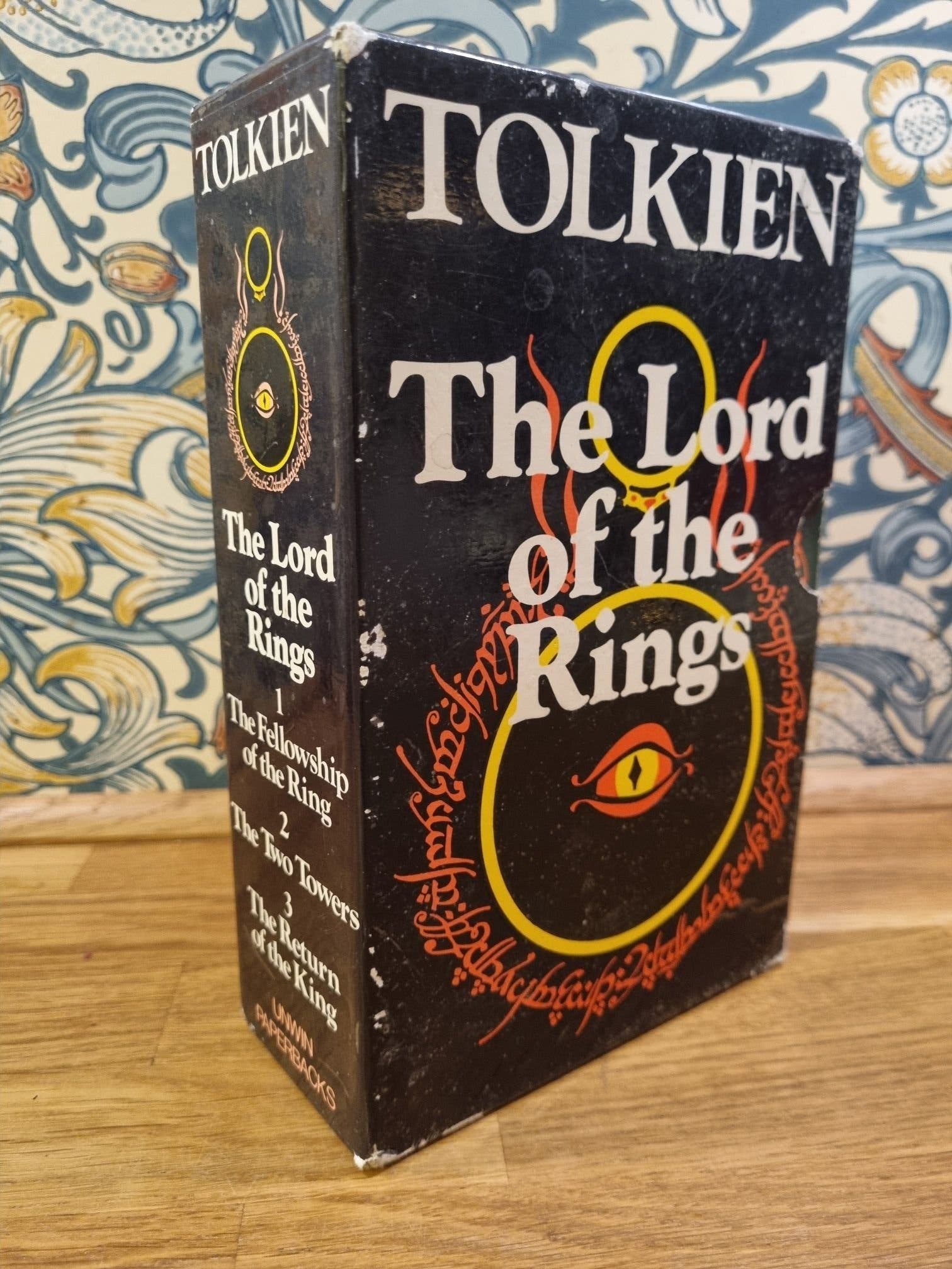 Se produkter som liknar J.R.R. Tolkien (1978) The Lor.. på Tradera ...