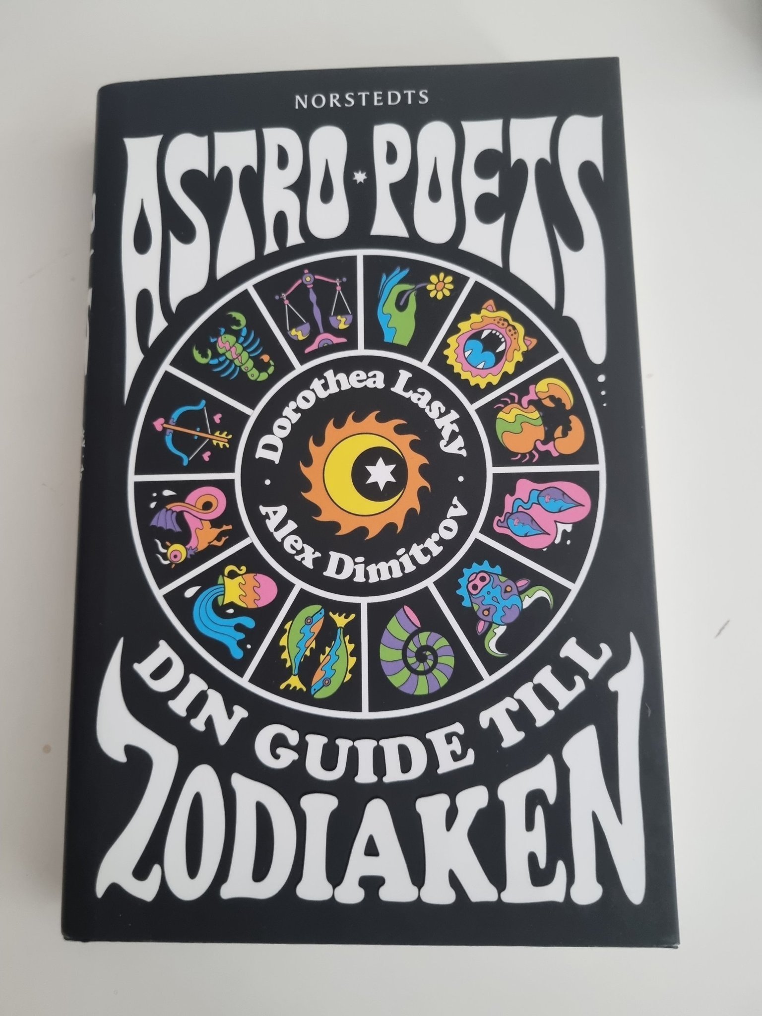 Se produkter som liknar Astro Poets: Din guide till z.. på Tradera (698000434)