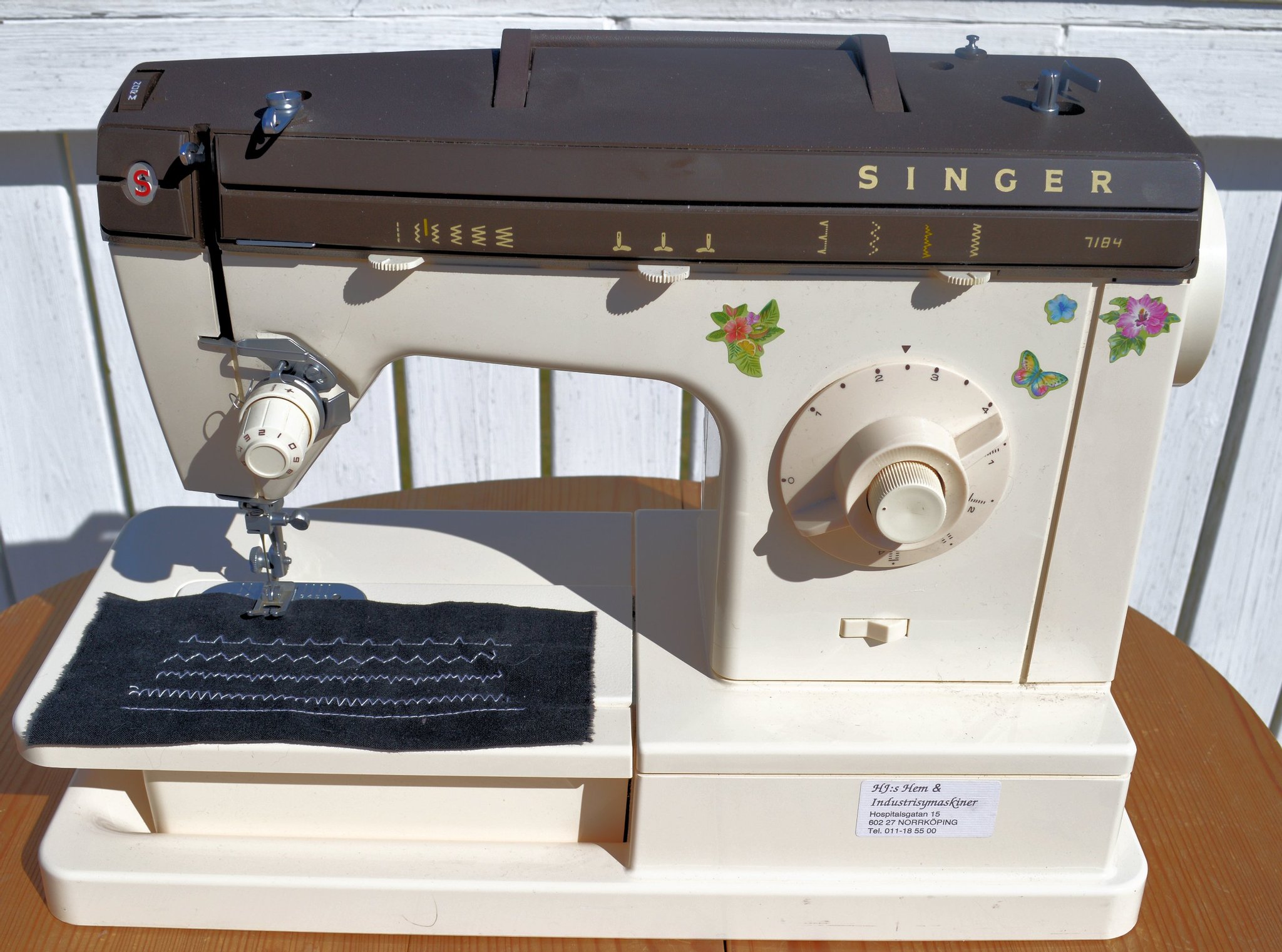 Se produkter som liknar Symaskin Singer 7184 på Tradera (600082504)