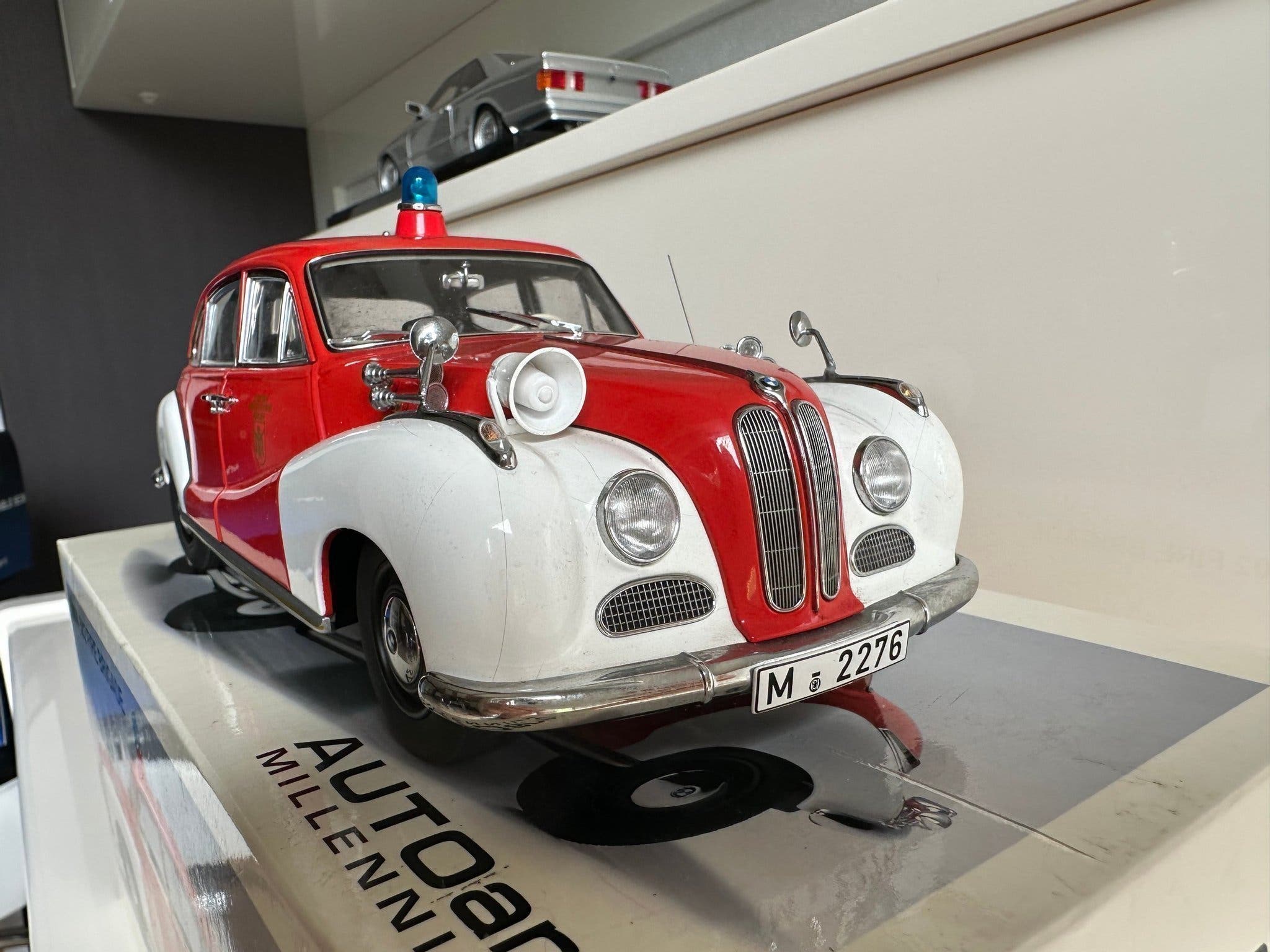 1/18 AUTOart BMW 502 Fire Brigade | Köp på Tradera (694069280)