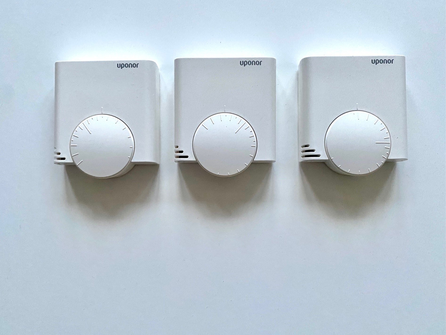 Se produkter som liknar Uponor trådlös termostat T-55 på Tradera ...