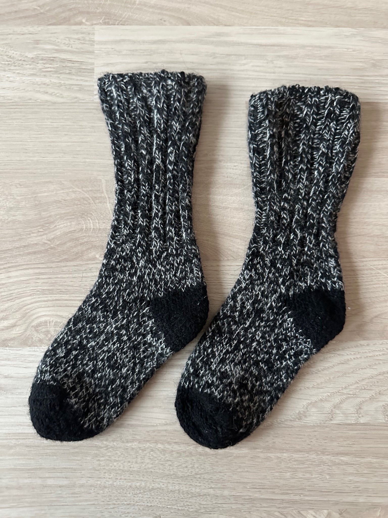 Svarta och vita tjocksockar/stickade strumpor f.. | Köp på Tradera ...
