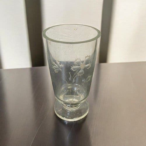 Se produkter som liknar Glasvas Glas Vas BlomVas Blom.. på Tradera ...