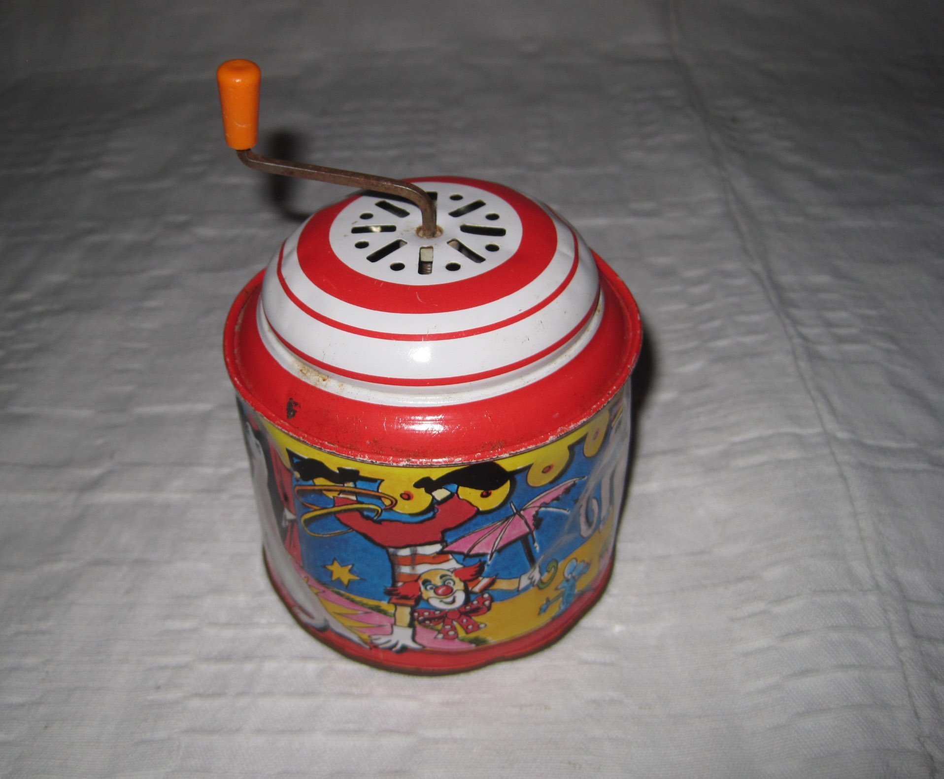 Se produkter som liknar SPELDOSA i metall, clowner ci.. på Tradera ...