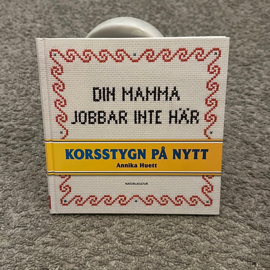 Se produkter som liknar Din Mamma Jobbar Inte Här / K.. på Tradera ...