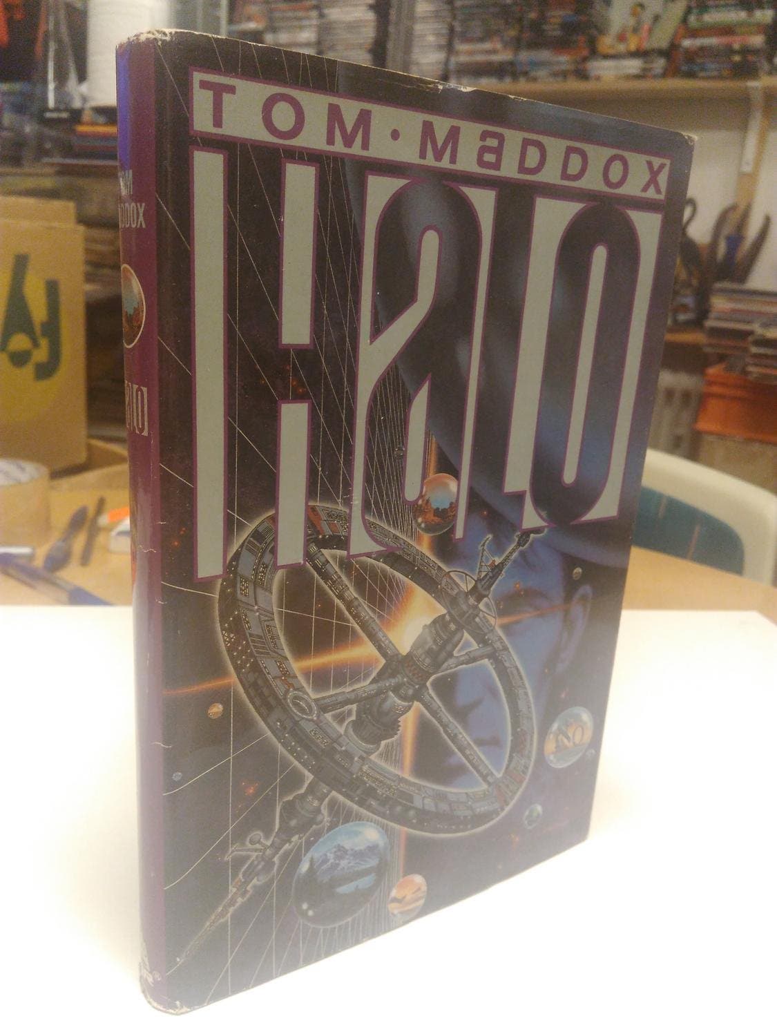 Se produkter som liknar Halo by Tom Maddox. bok, inbu.. på Tradera ...