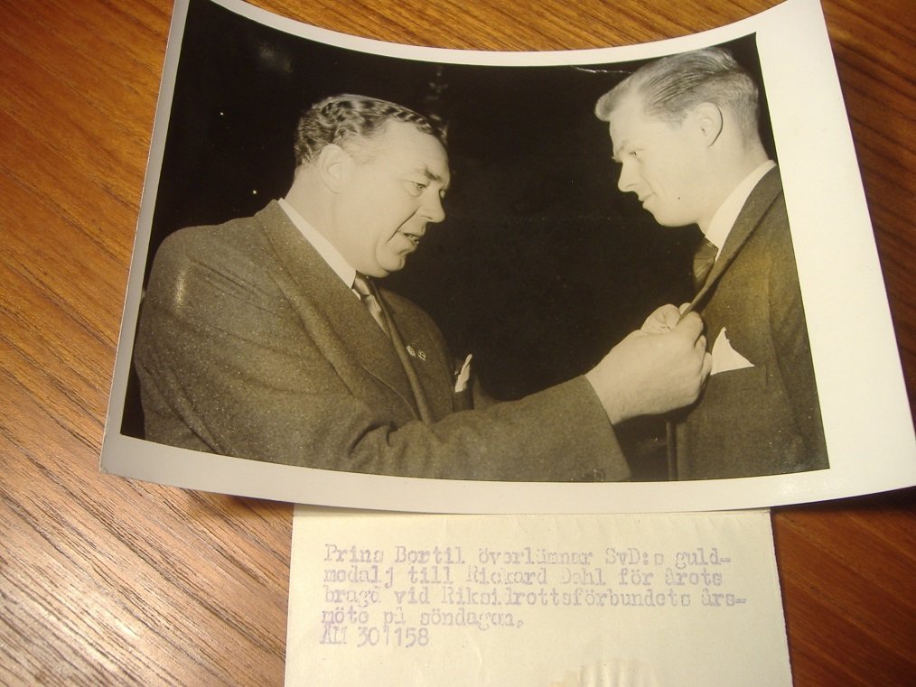 Se produkter som liknar Prins Bertil överlämnar medal.. på Tradera ...