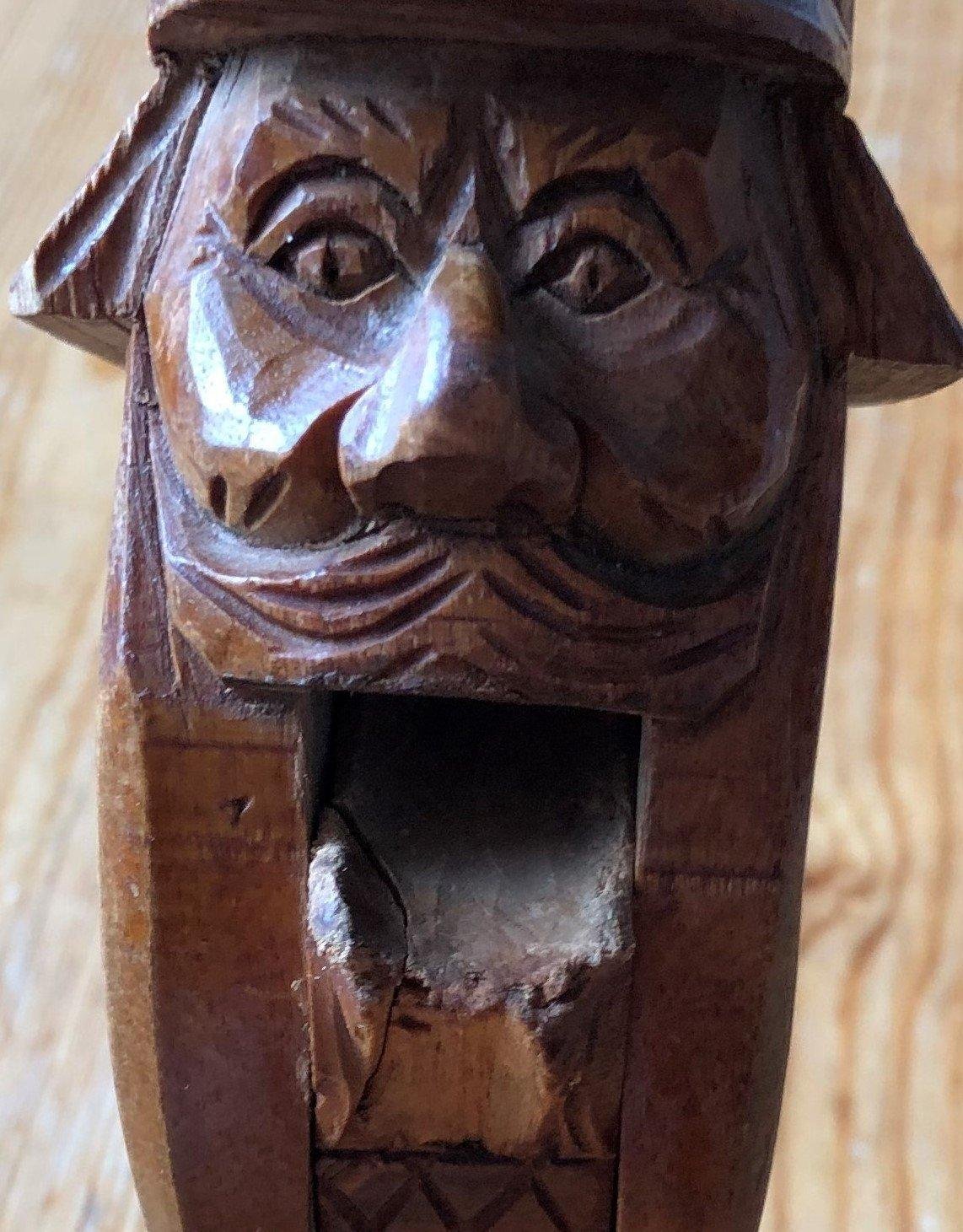 Nötknäppare Trä "gubbe" i hatt. Äldre nötknäppa.. | Köp på Tradera ...