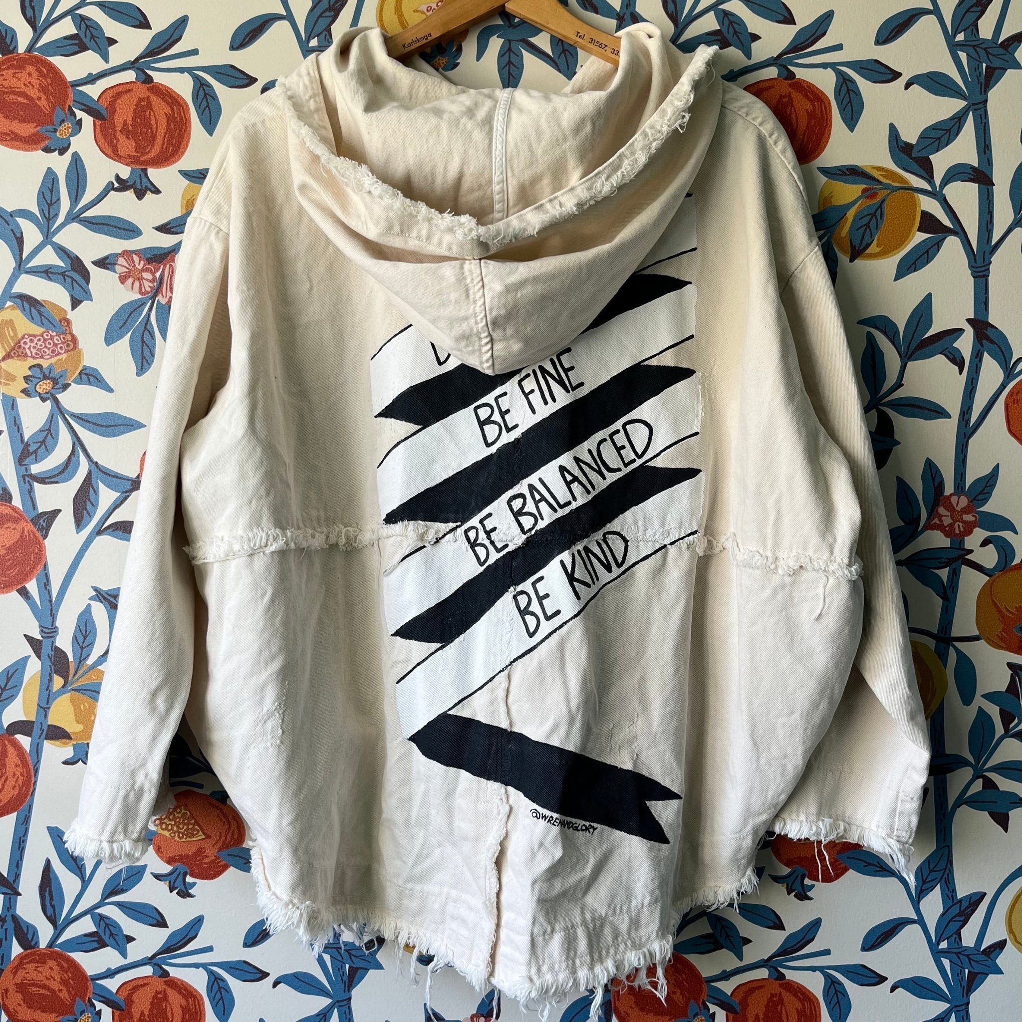 Wren + Glory Handmålad Beige Jacka med Huva One.. | Köp på Tradera ...