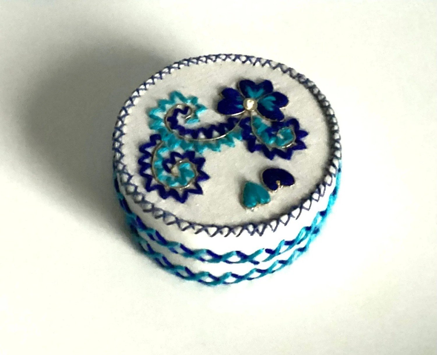 Liten rund Ask Dosa Burk i tyg med broderier 9 .. | Köp på Tradera ...