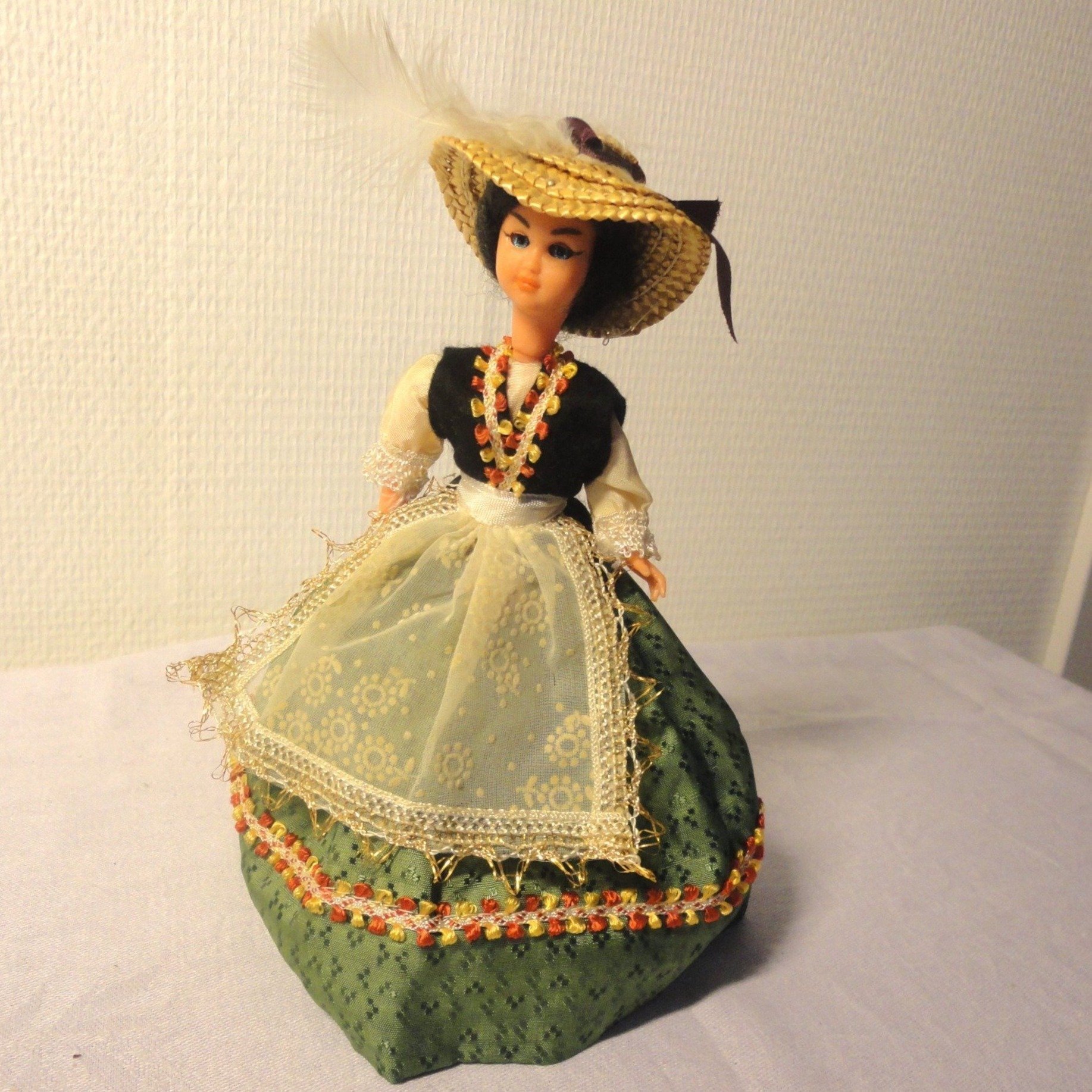 Gammal, söt folklore-docka med blund-ögon. 20 c.. | Köp på Tradera ...