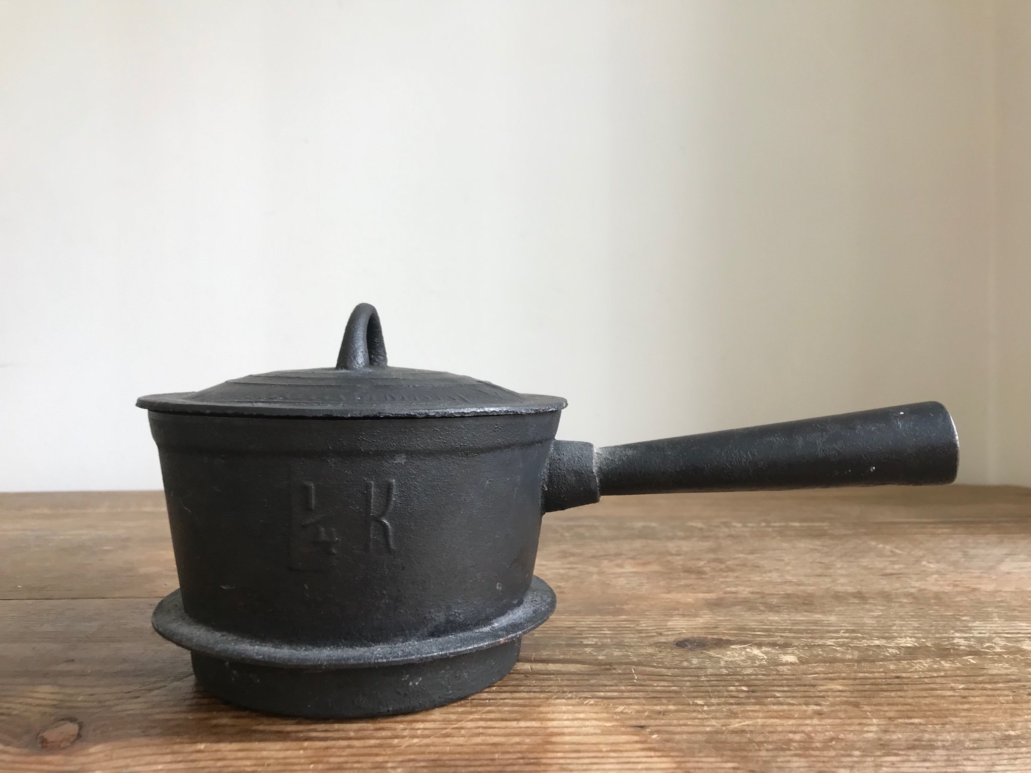 Se produkter som liknar Antik gjutjärnsgryta Norraham.. på Tradera ...