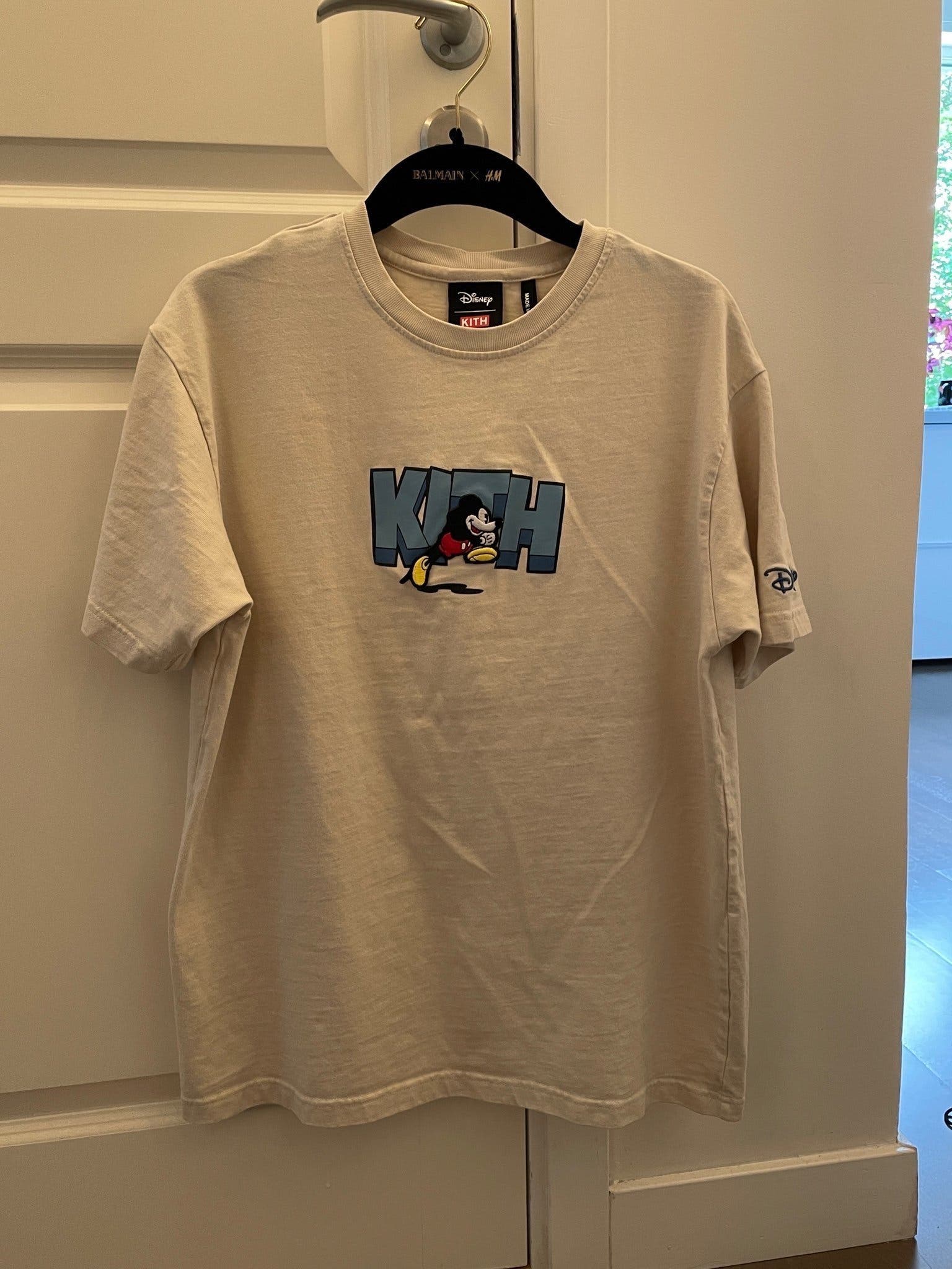 Se produkter som liknar KITH beige Disney t-shirt på Tradera (696459370)