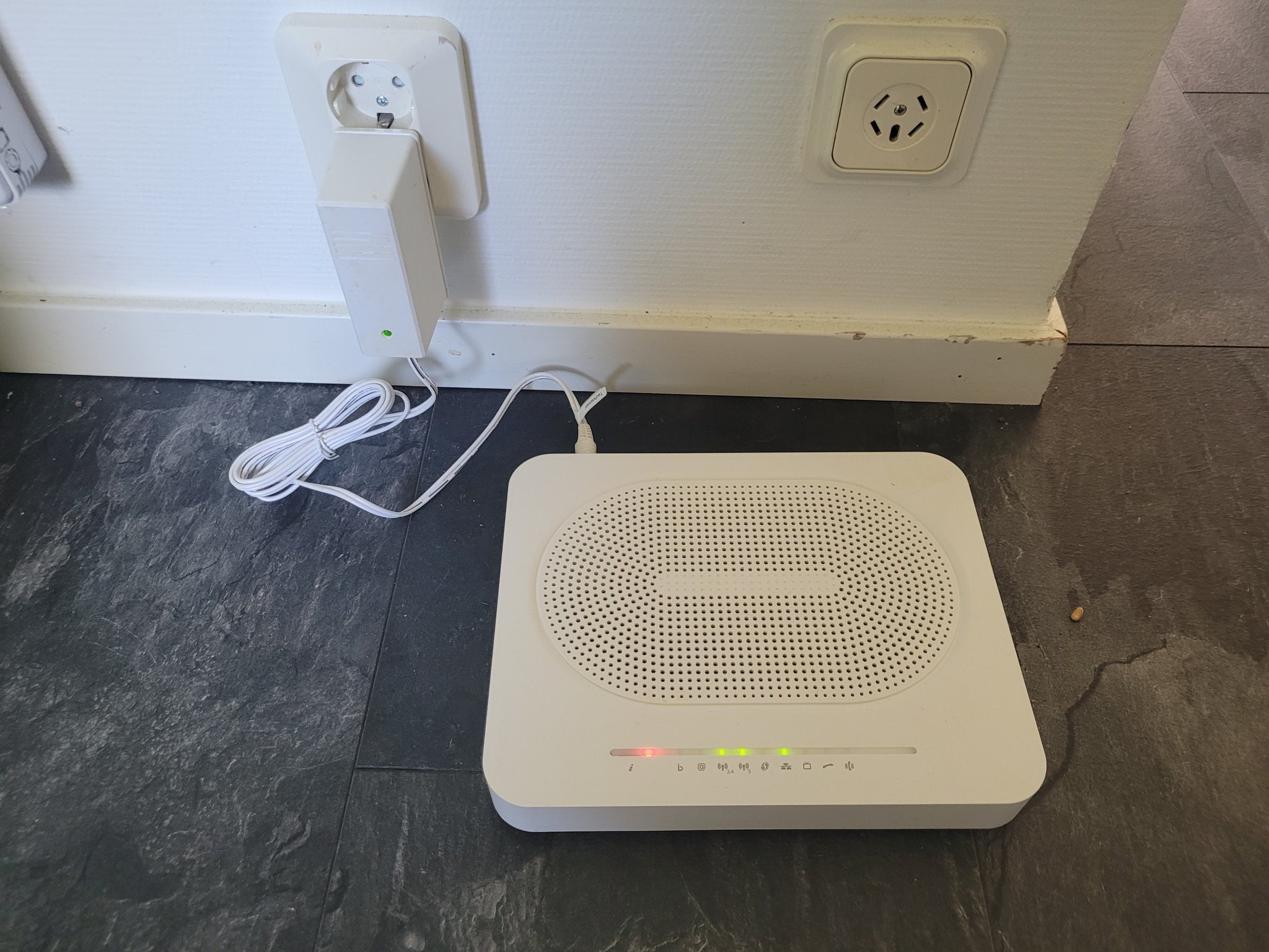 Se produkter som liknar Telia WiFi-router Plus v3 på Tradera (689114831)