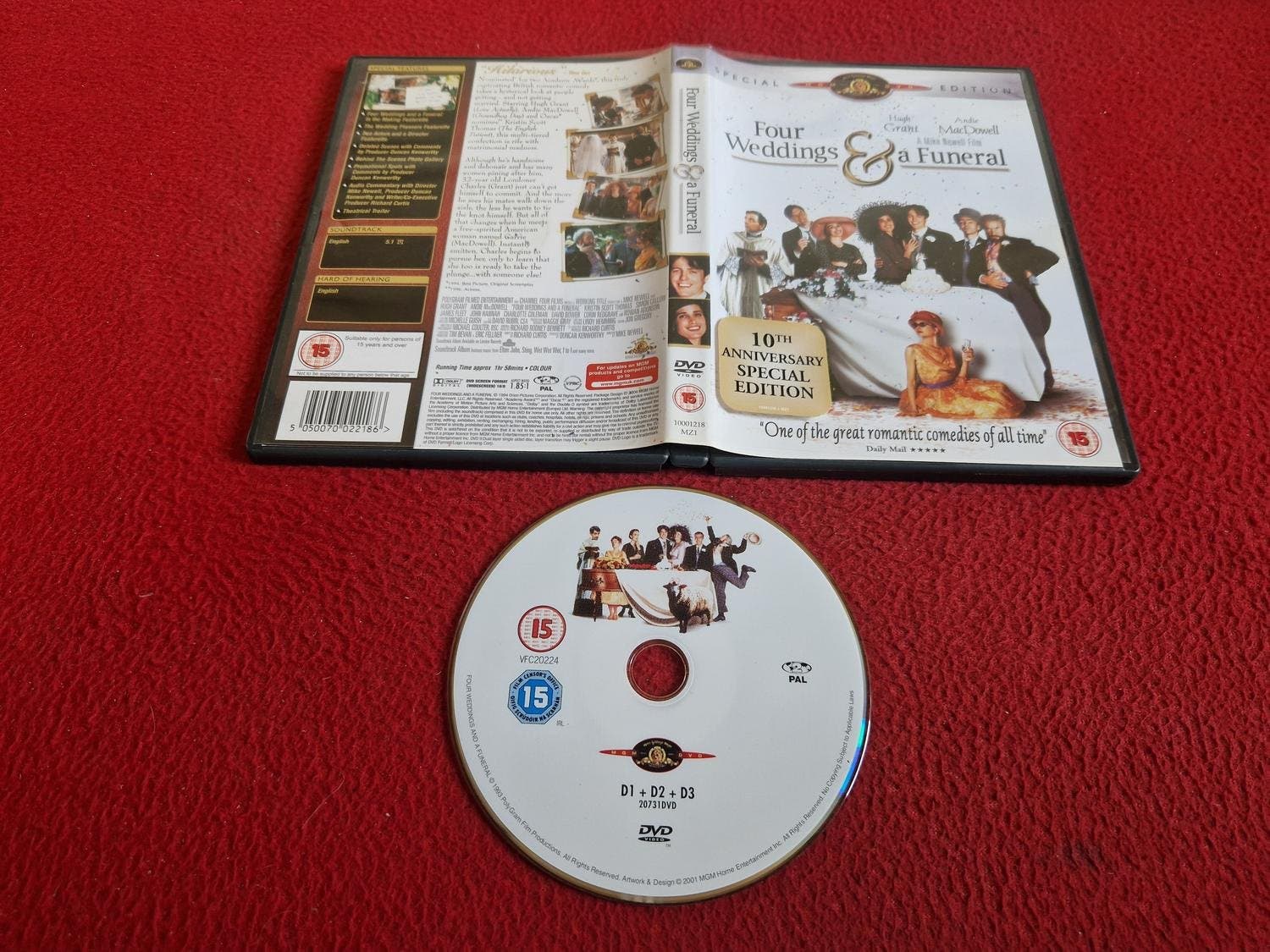 Se produkter som liknar FOUR WEDDINGS & A FUNERAL DVD på Tradera ...
