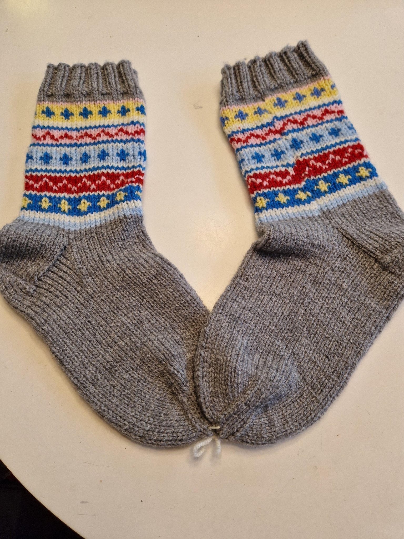 Handstickade sockor I grått med ränder,39/40 | Köp på Tradera (715201408)