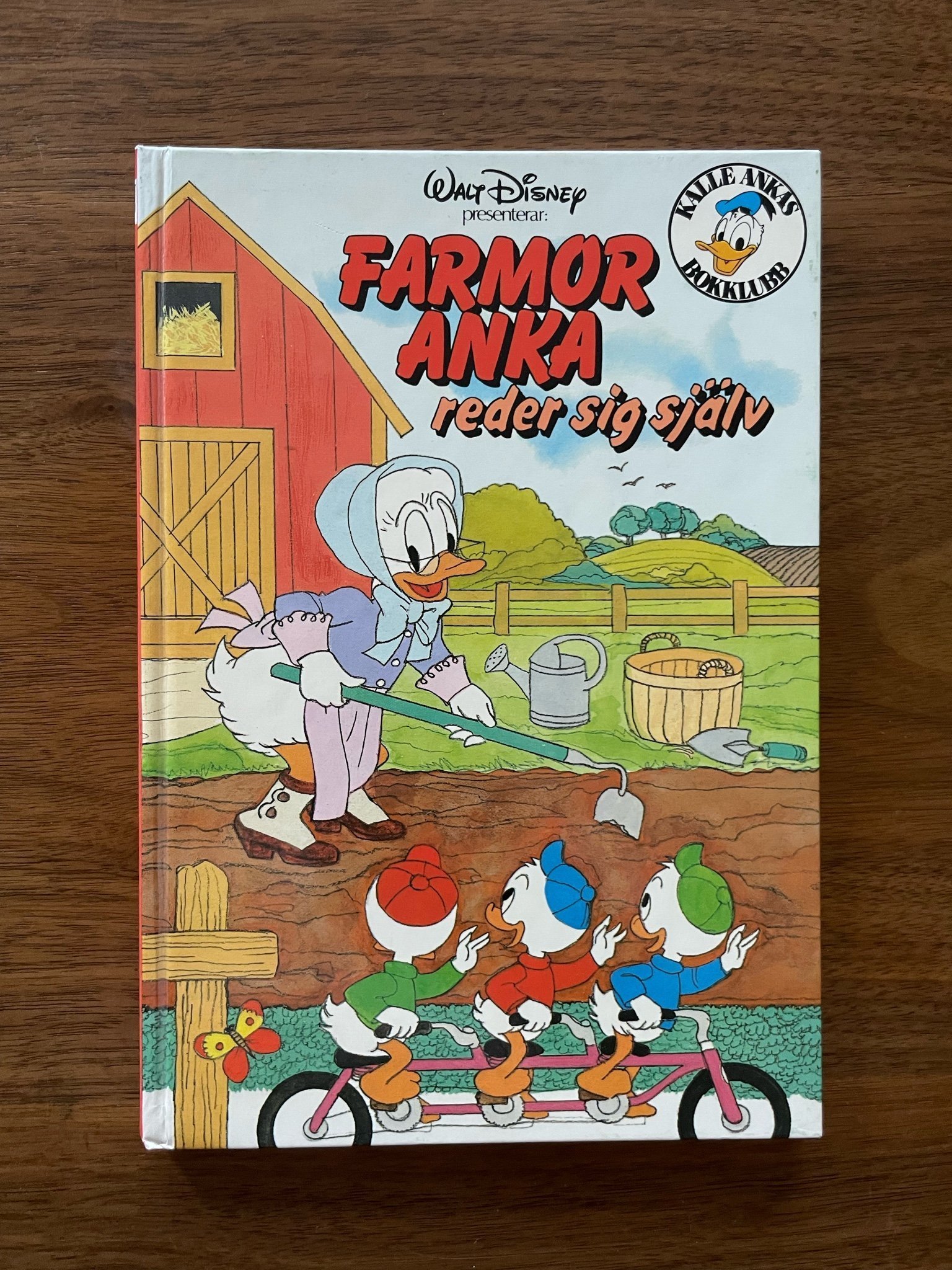 Se produkter som liknar Walt Disney, Farmor Anka rede.. på Tradera (629518016)