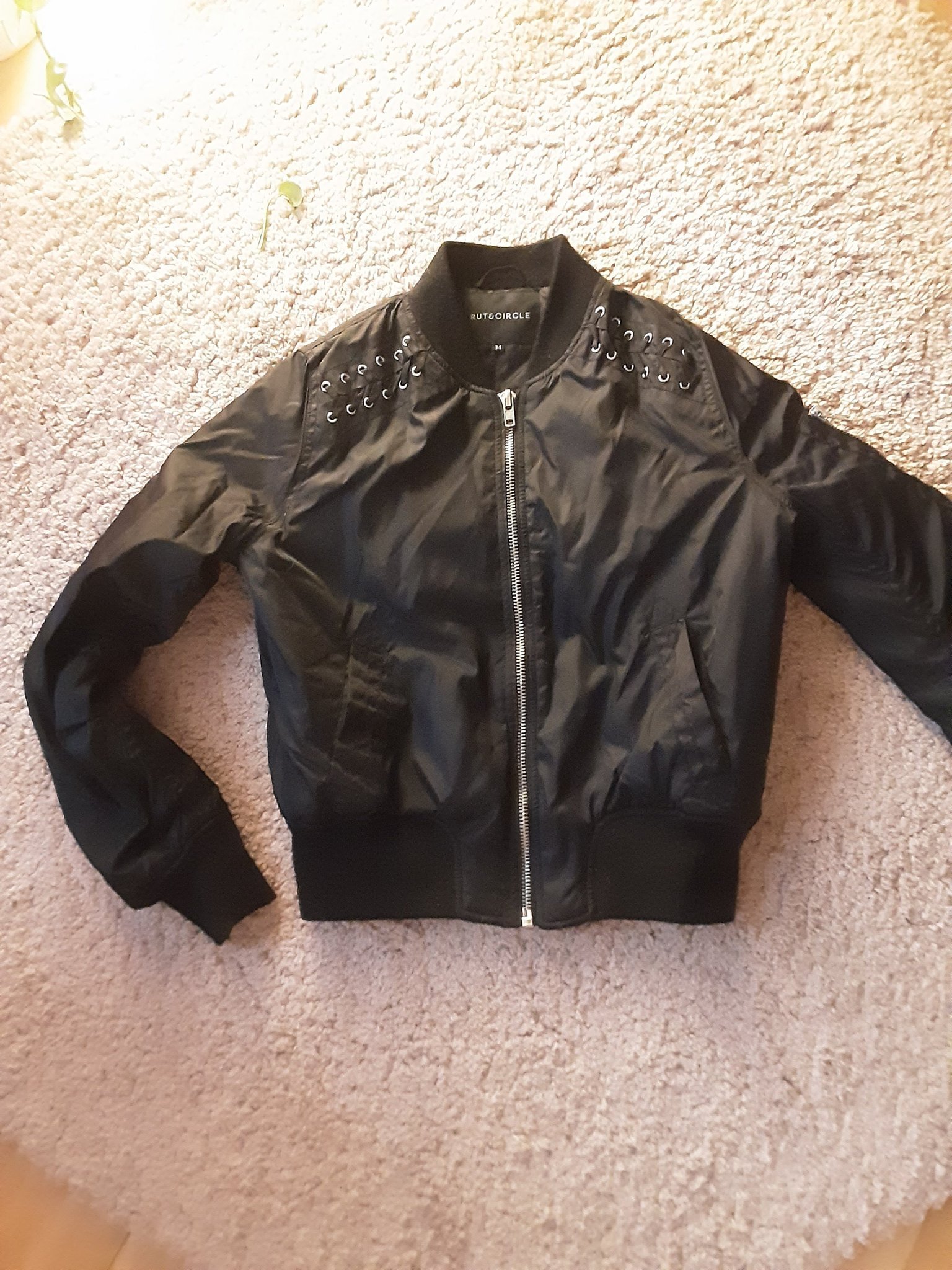 Se produkter som liknar Svart tuff bomber jacka med s.. på Tradera ...