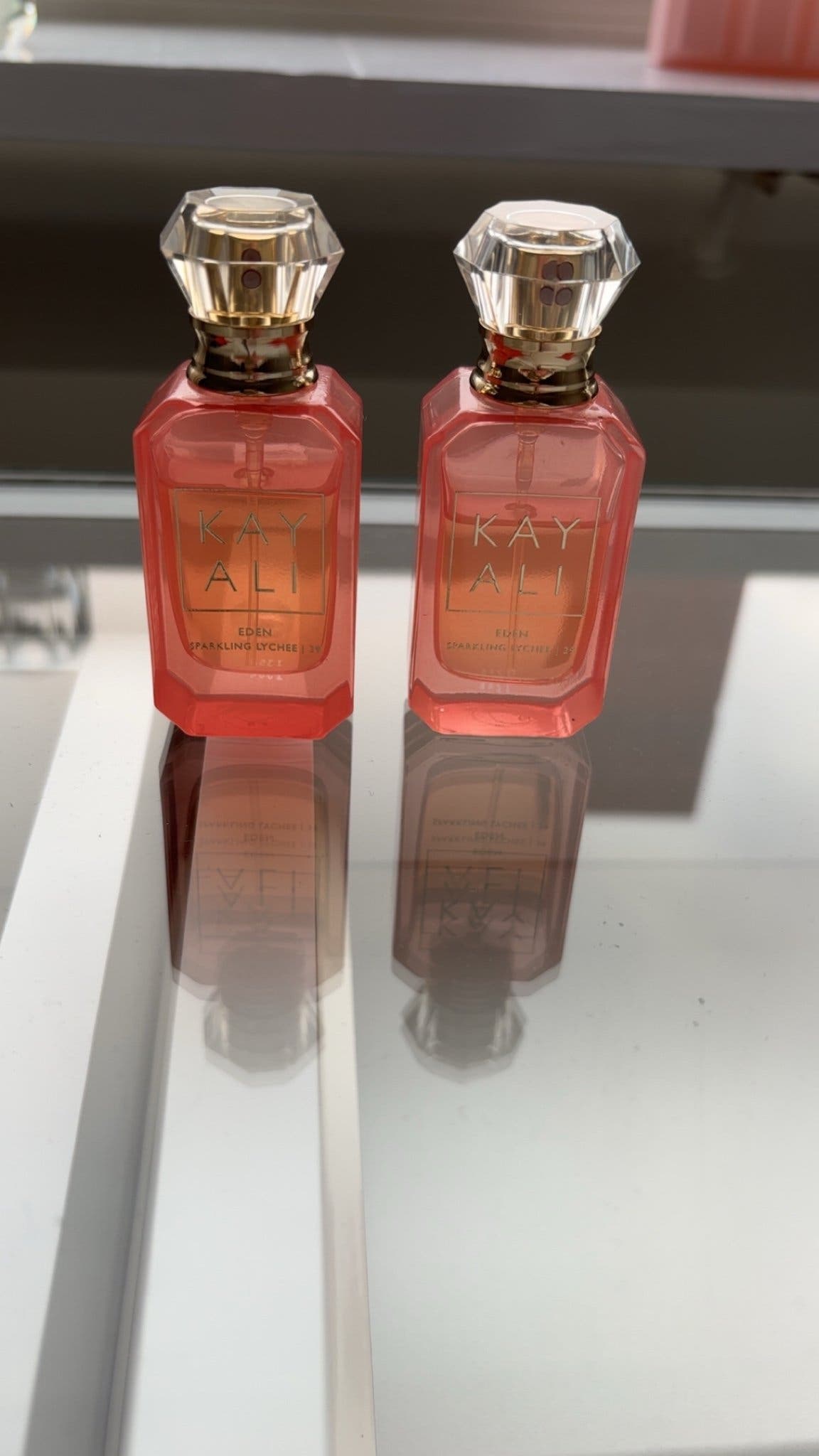 Se produkter som liknar Kayali Eden Sparkling Lychee .. på Tradera ...
