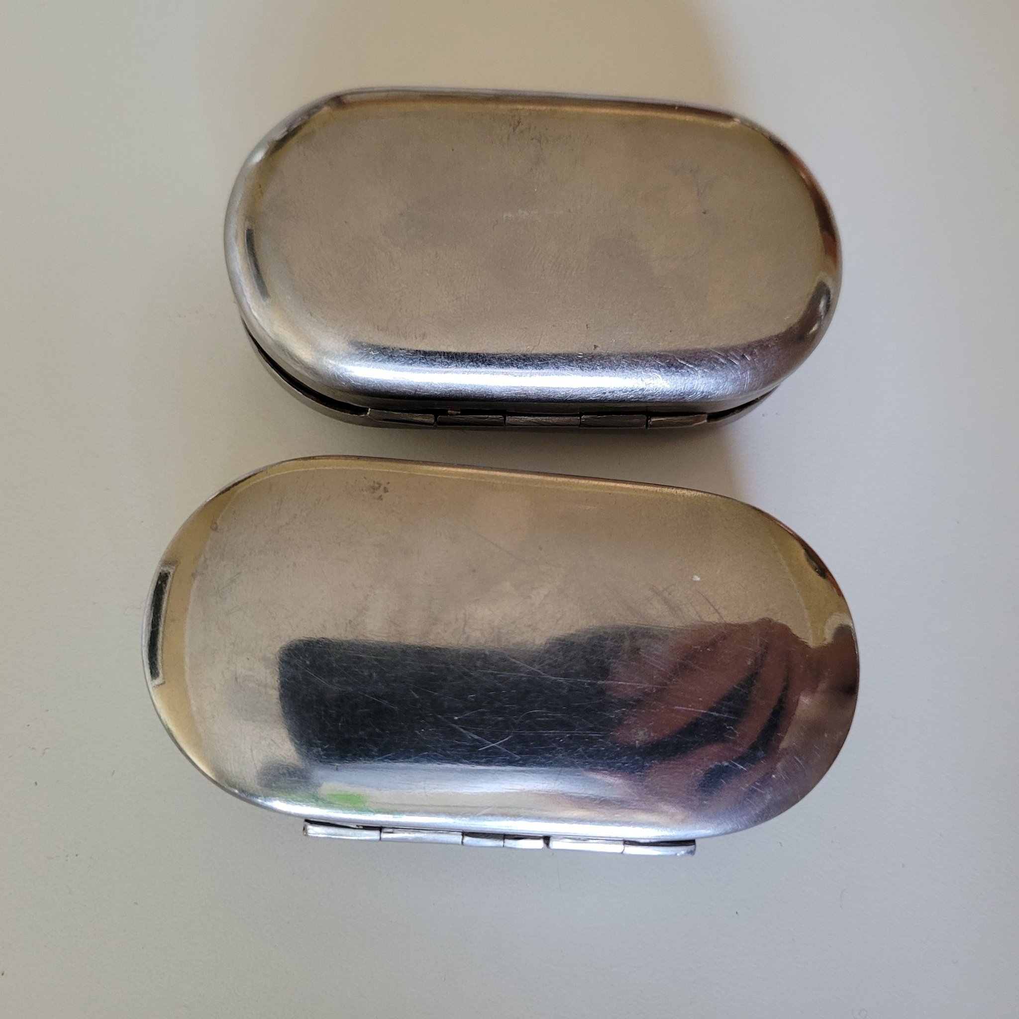 Se produkter som liknar 2st gamla snusdosor/gammal sn.. på Tradera ...