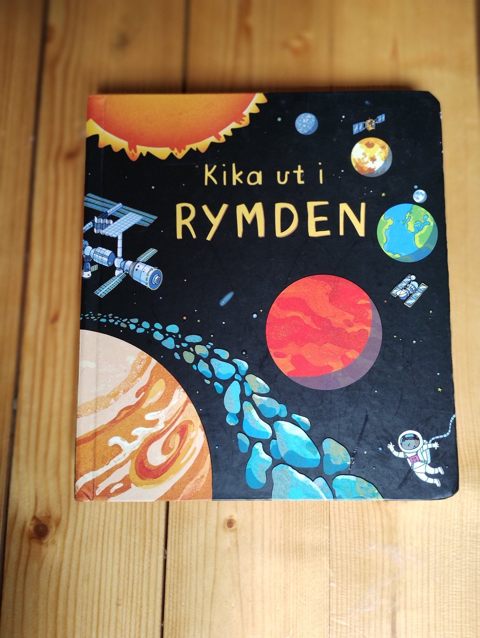 Se produkter som liknar Bok om rymden "Kika ut i RYMD.. på Tradera ...