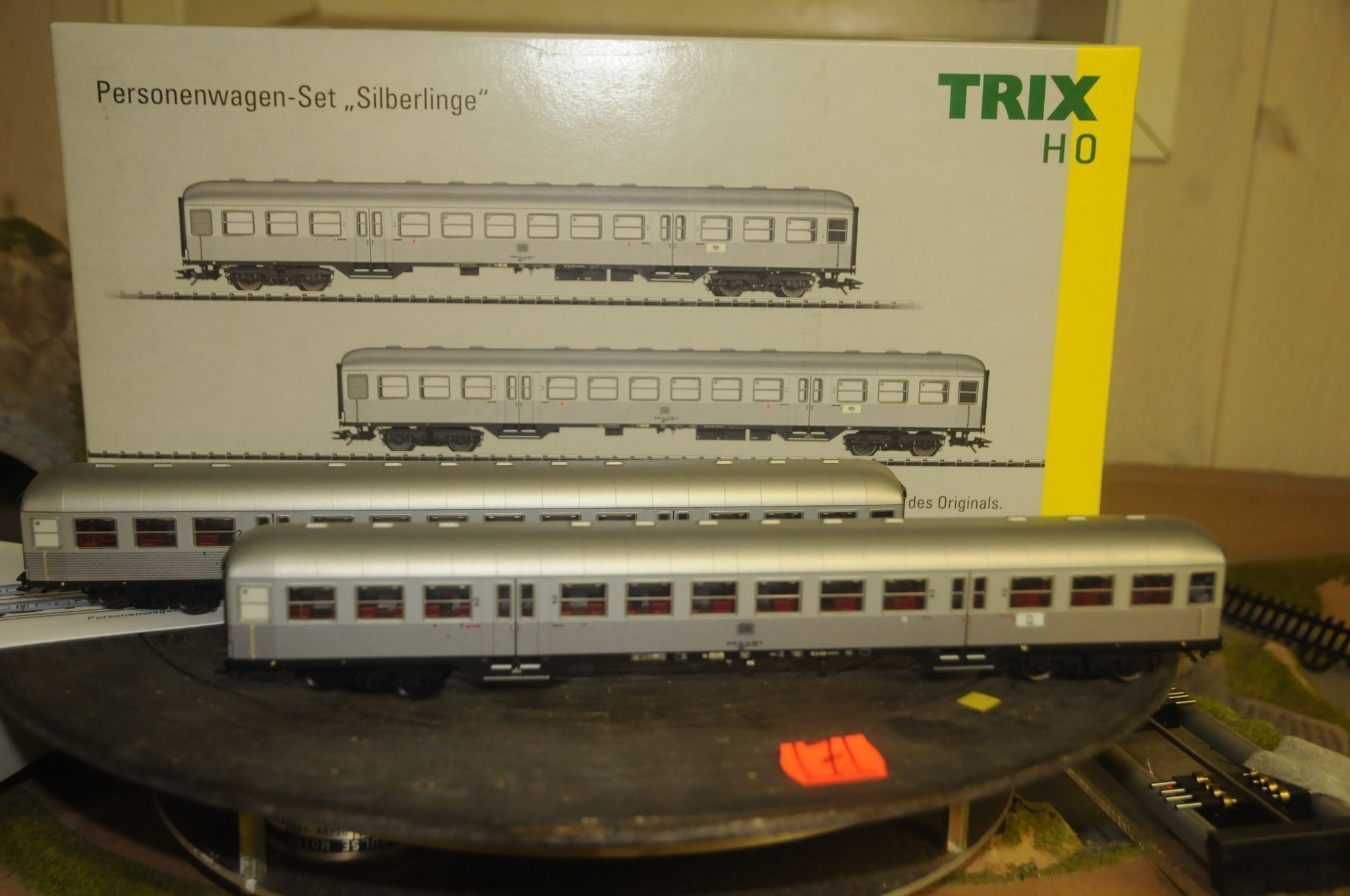 TRIX 23147 I KARTONG SILVERFÄRGADE VAGNAR TVÅ I.. | Köp på Tradera ...