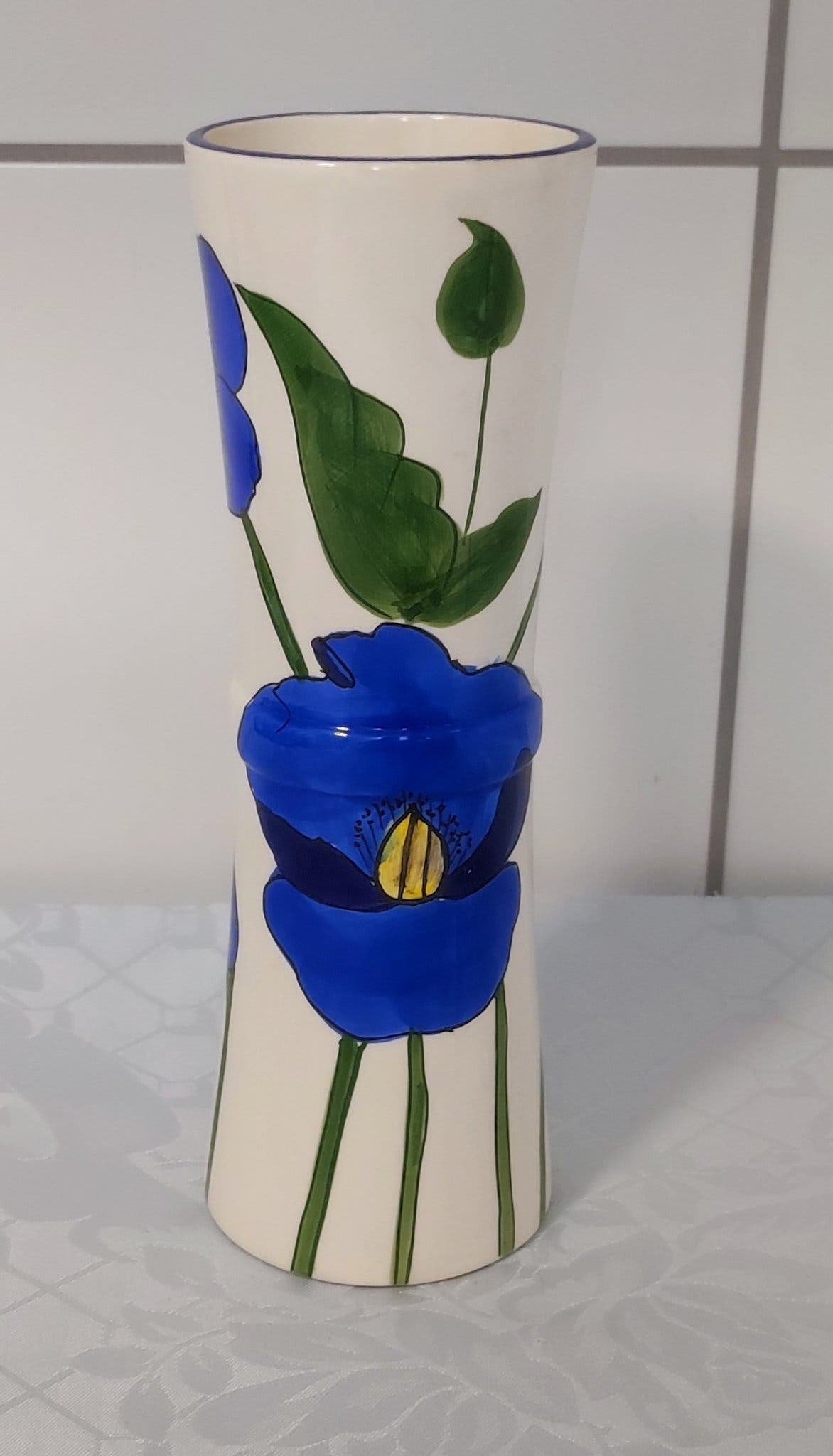 Blomvas med blå blommor | Köp på Tradera (705667794)