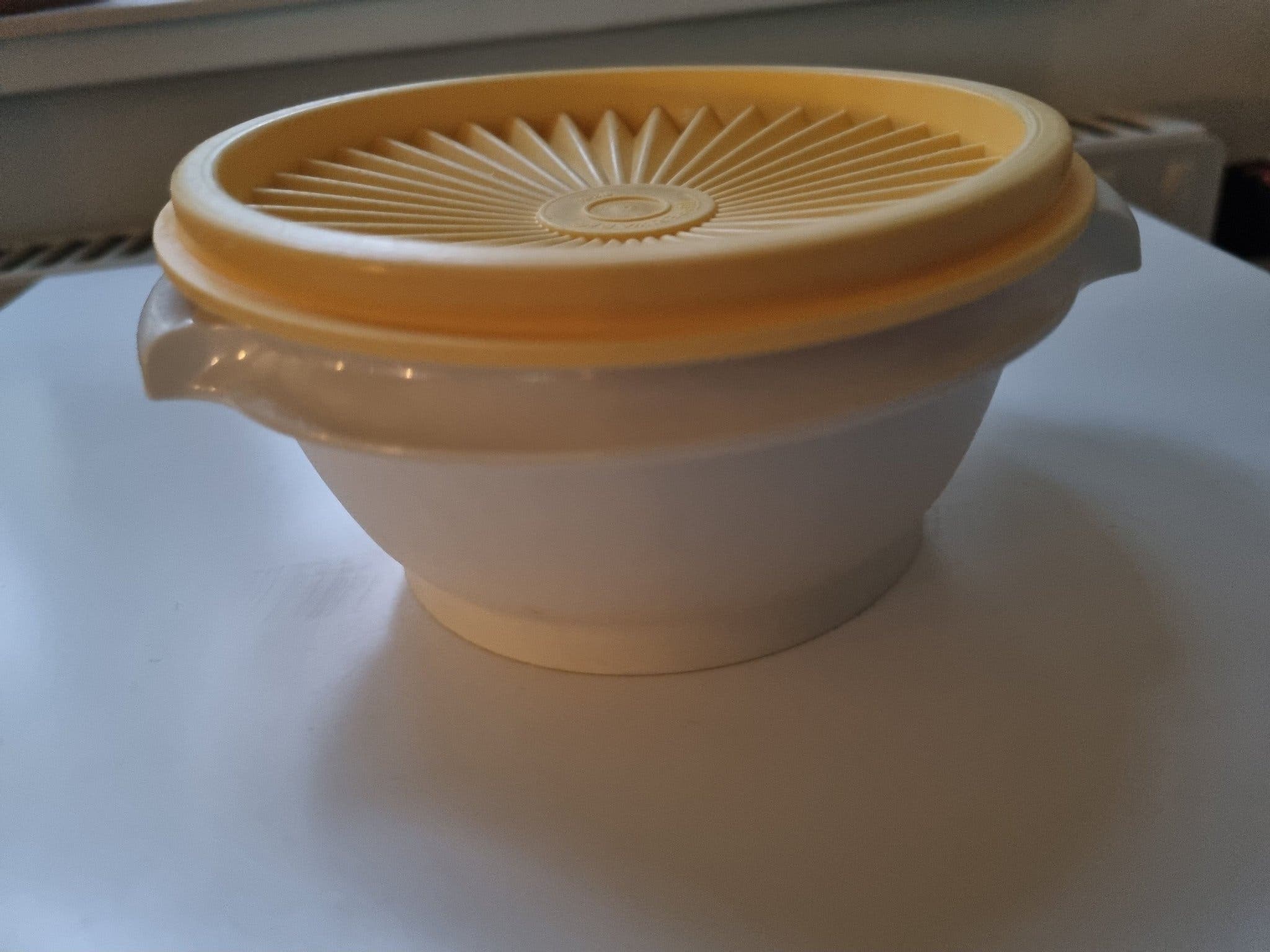 Se produkter som liknar Retro Tupperware skål med lock på Tradera ...