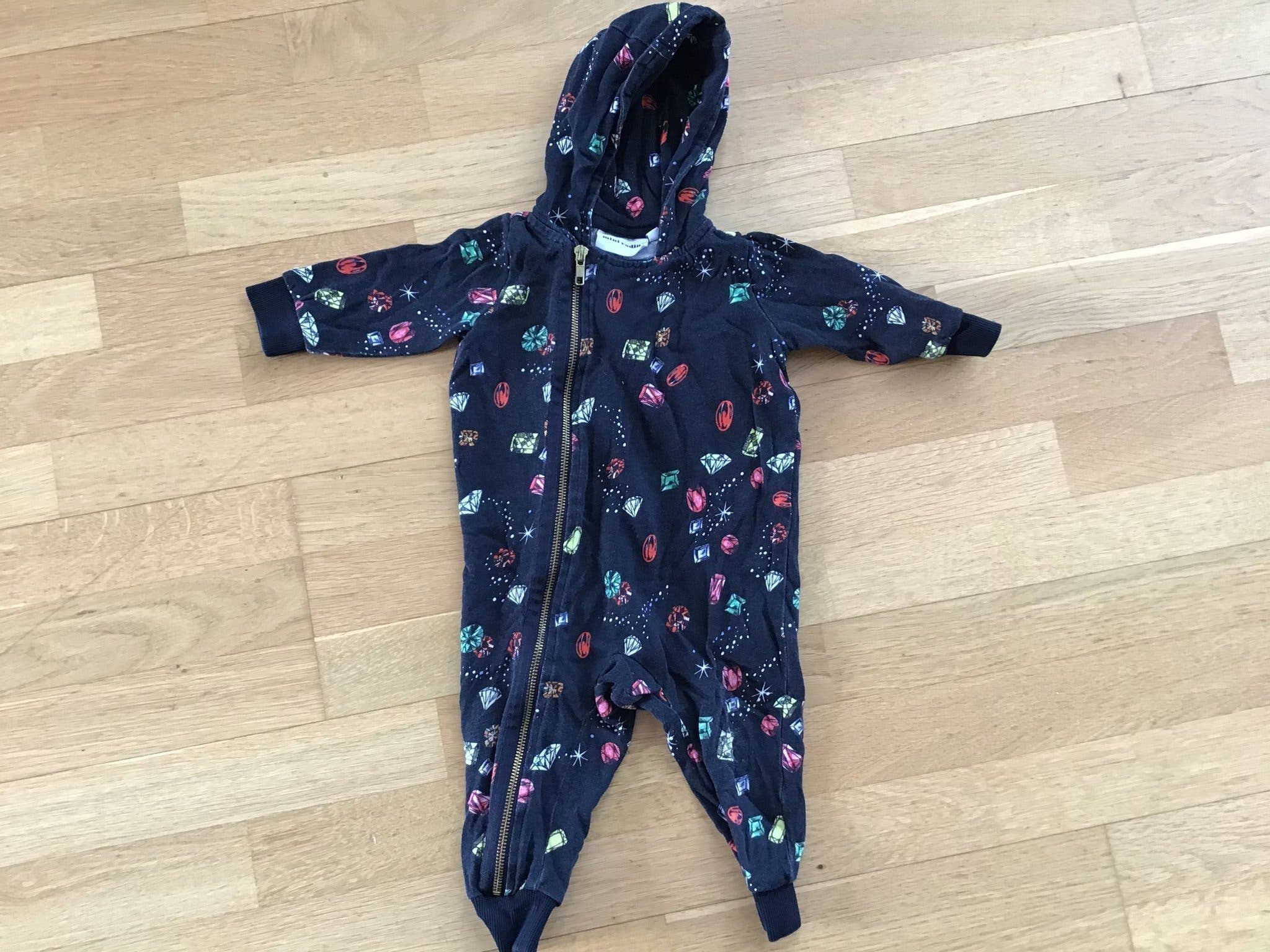 Se produkter som liknar Mini Rodini 68/74 svart onesi.. på Tradera ...