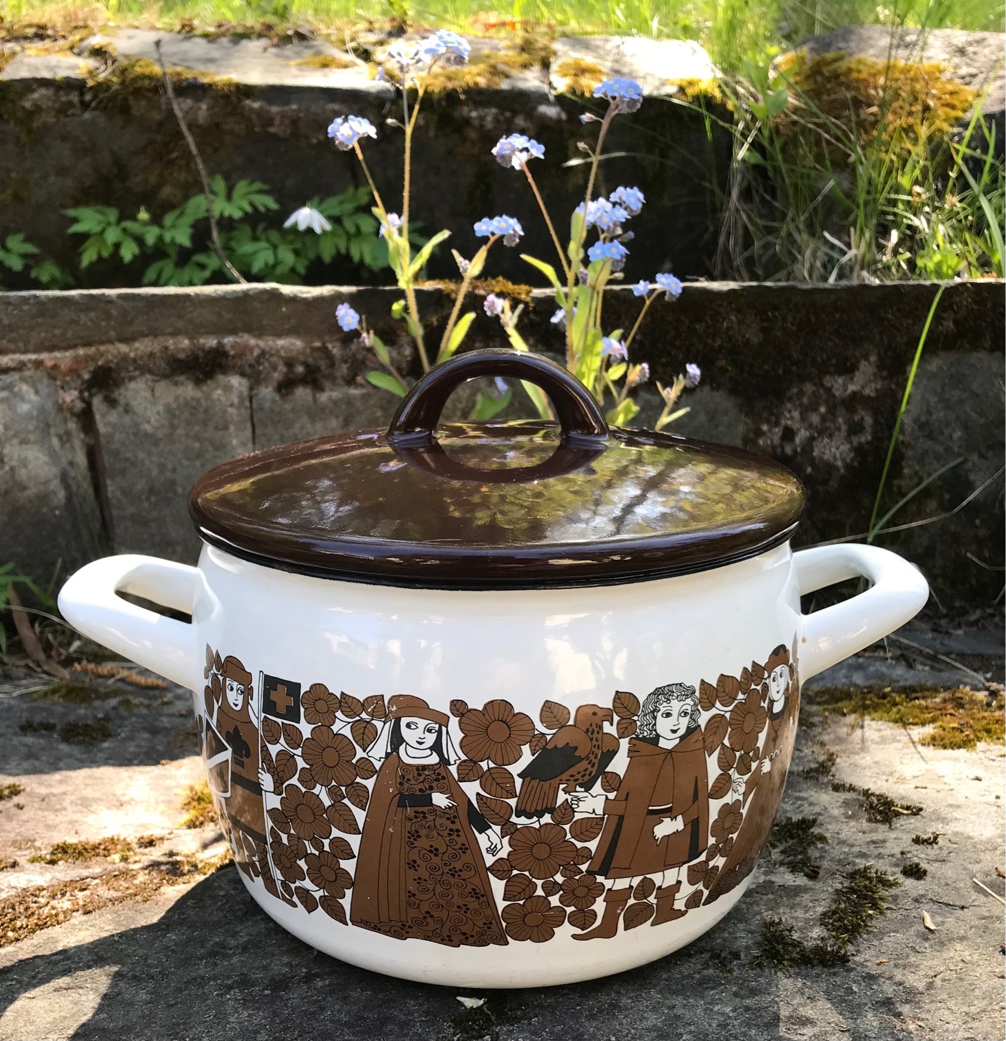 Se produkter som liknar Emaljerad gryta m lock Arabia.. på Tradera ...