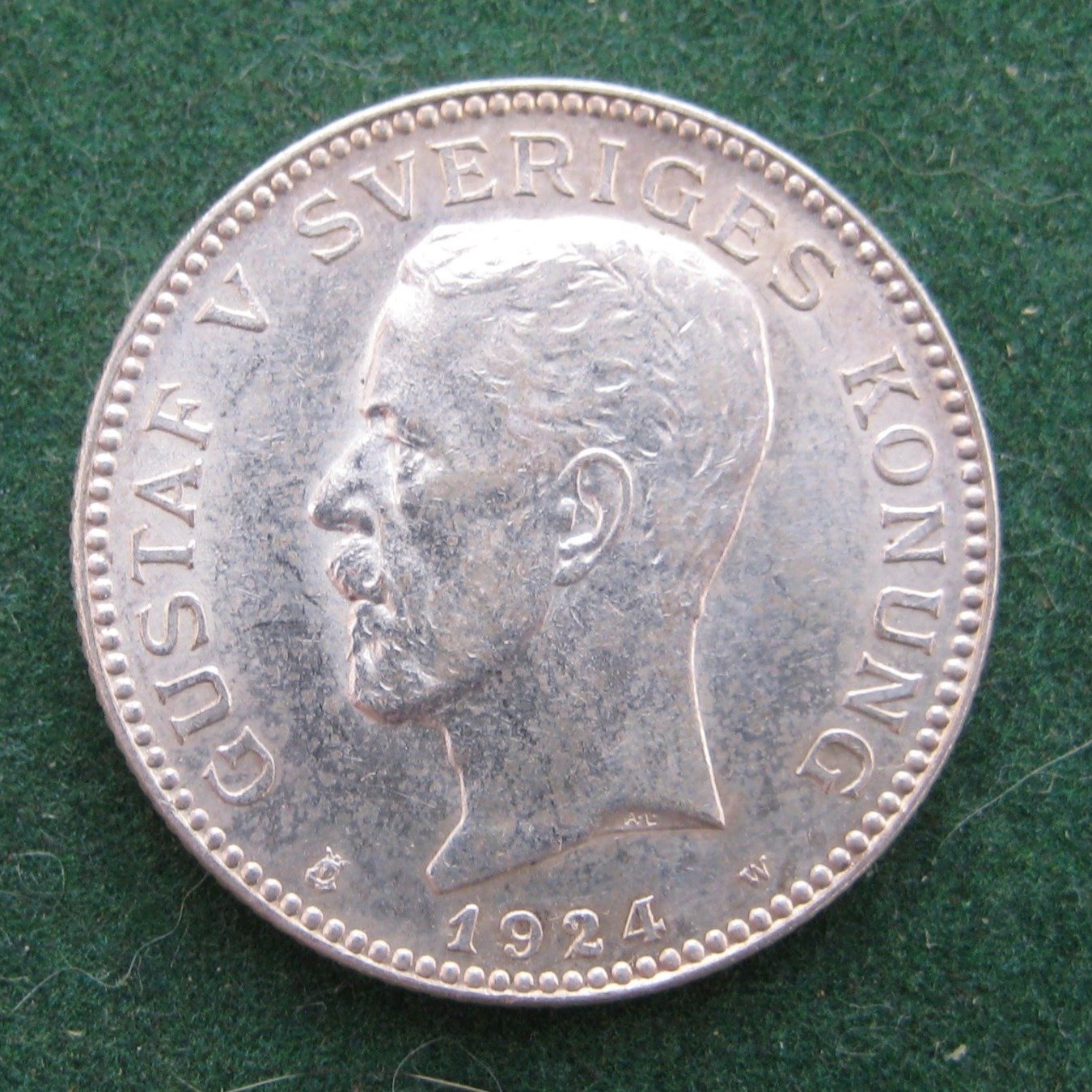 Se produkter som liknar 1 kr 1924, utan punkter, myck.. på Tradera ...