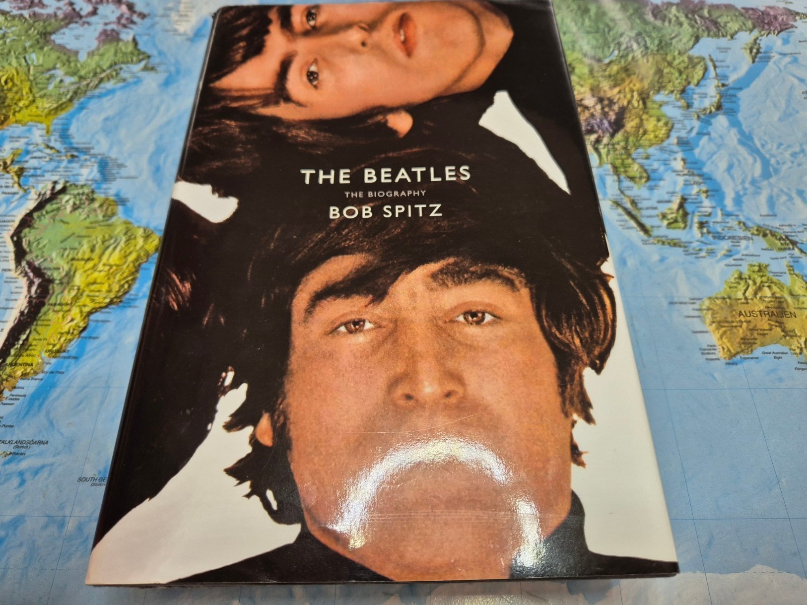 Se produkter som liknar Beatles biografi Bob Spitz 2005 på Tradera ...