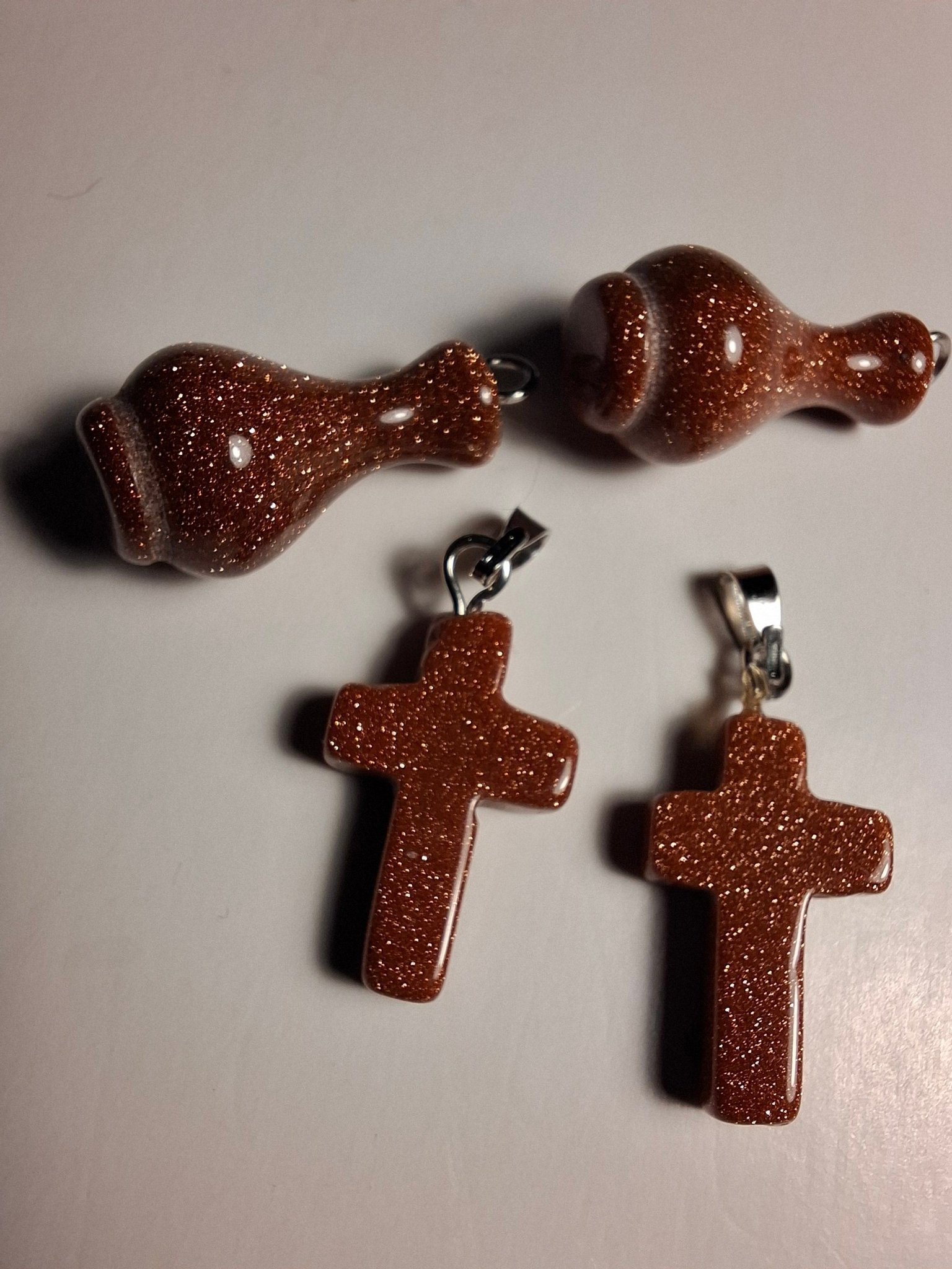 Rea. 2 kors och krukor i guldsand sten | Köp på Tradera (708640353)