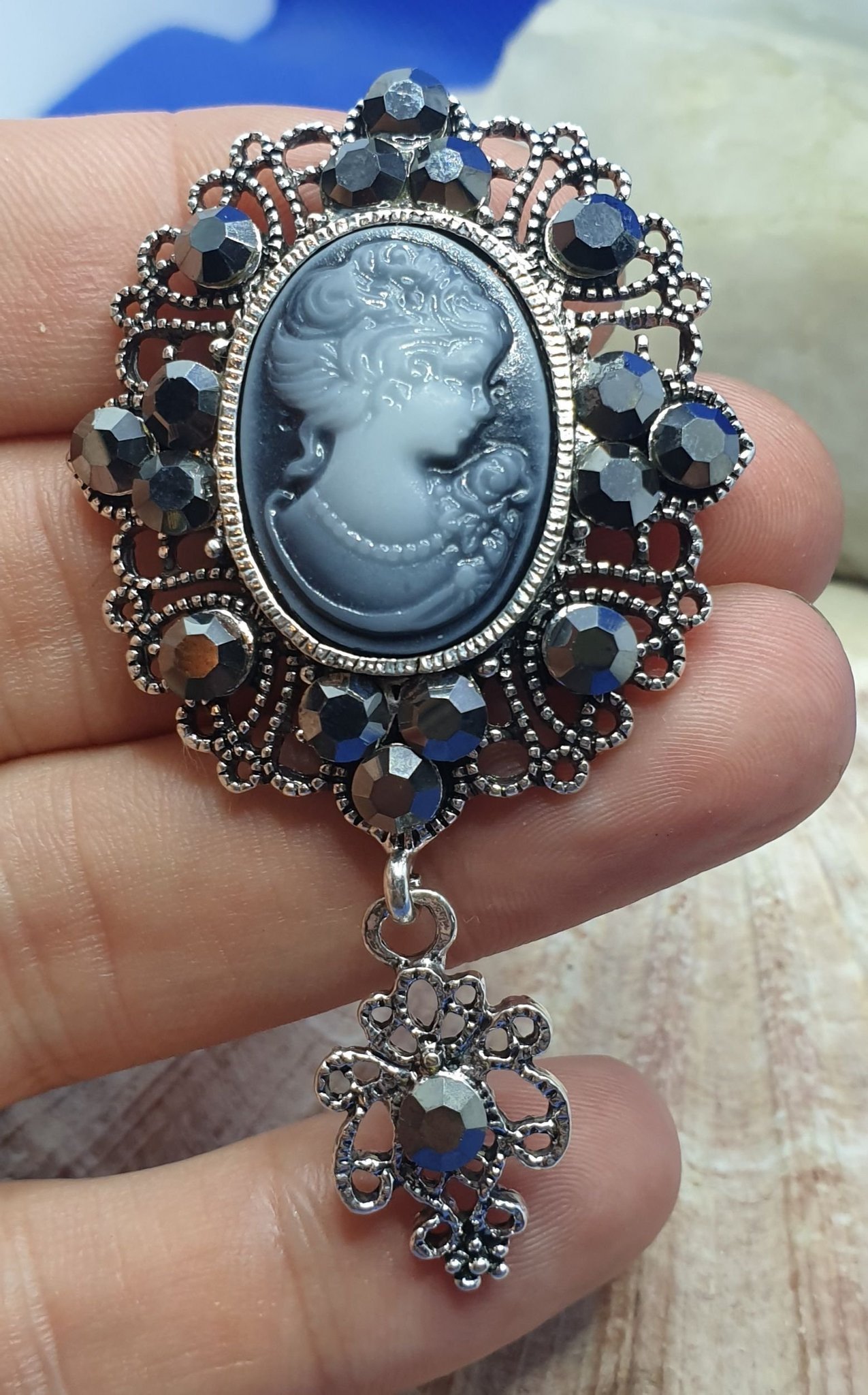 Brosch - Stor Kame med hänge | Köp på Tradera (698651863)