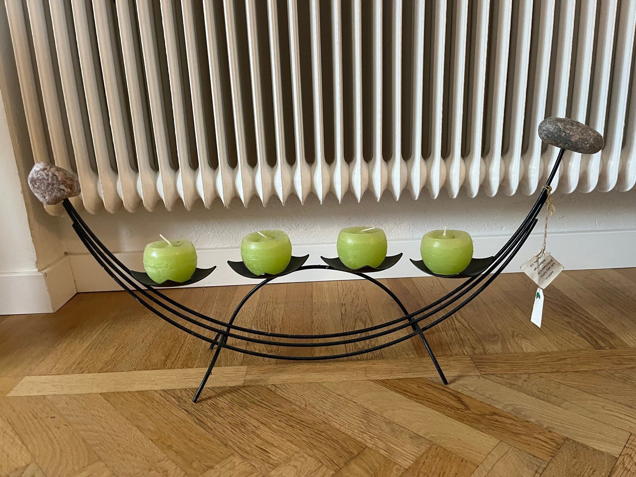 Se produkter som liknar Ljusstake i smide med sten de.. på Tradera ...