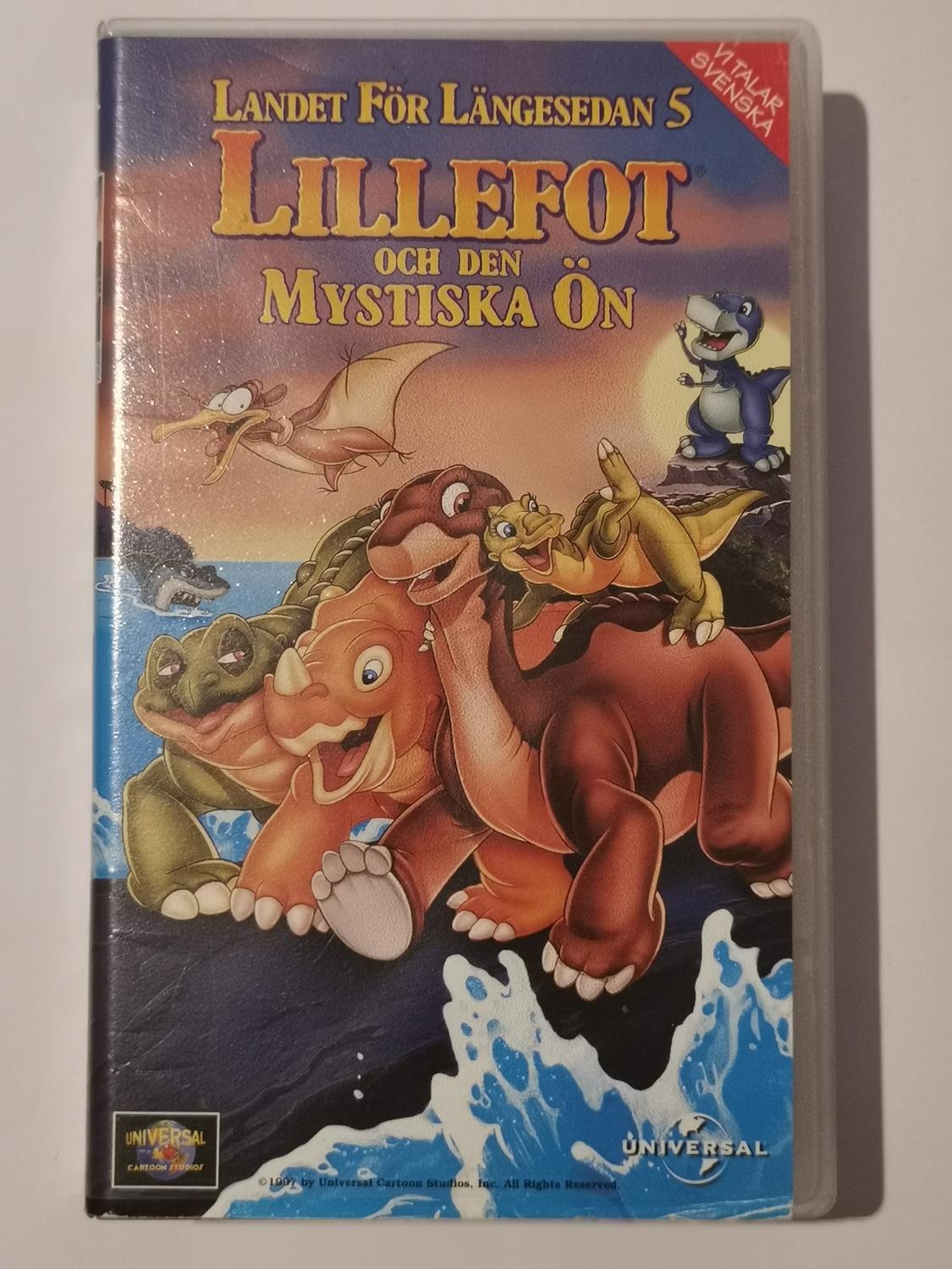 LILLEFOT OCH DEN MYSTISKA ÖN - VHS - SVENSKT TAL.. | Köp från Finelle ...