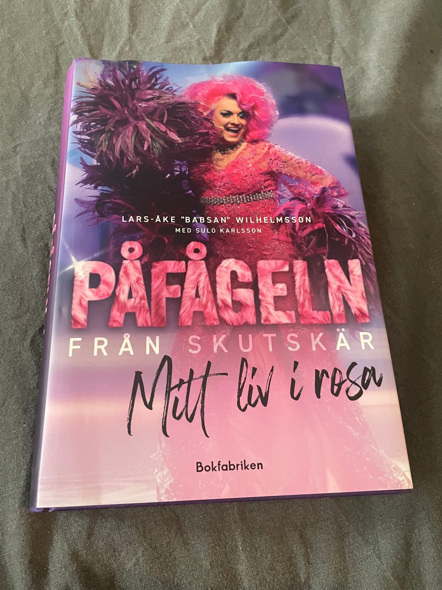 Se produkter som liknar Påfågeln från Skutskär: Mitt .. på Tradera ...