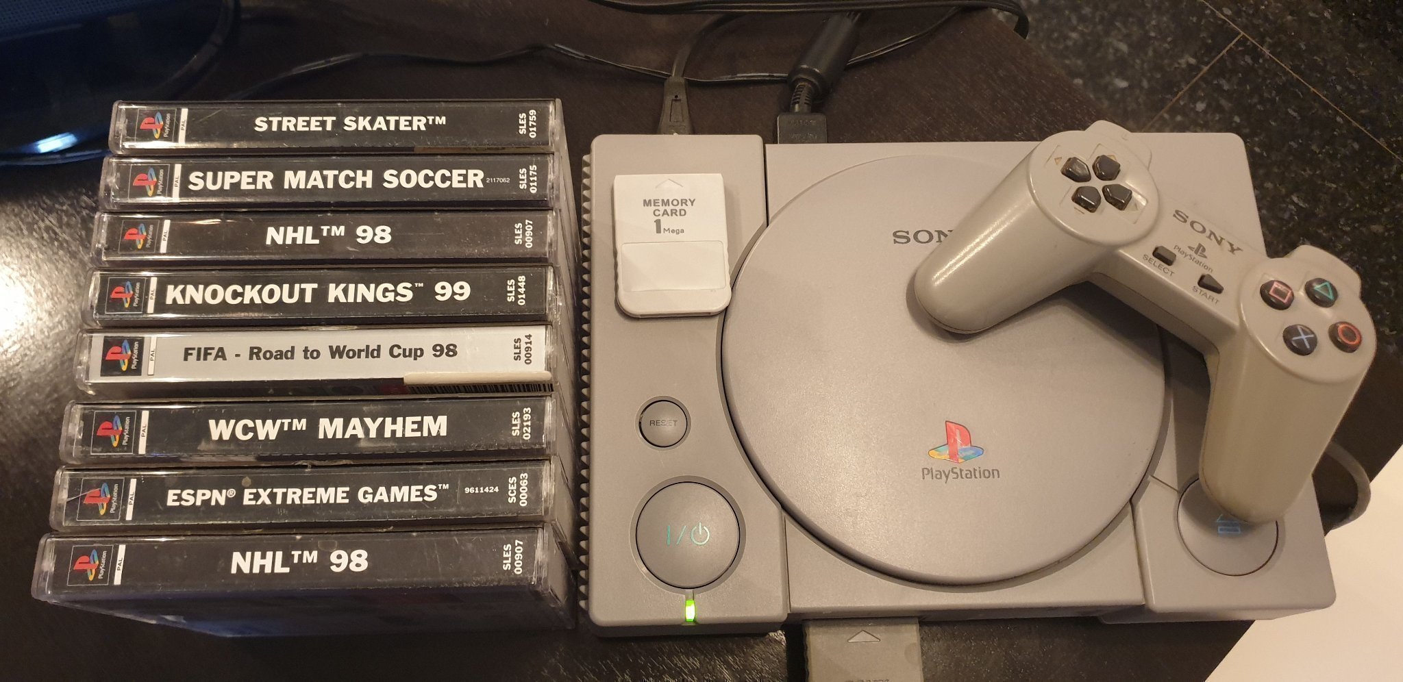 Playstation med 8 spel (394773388) ᐈ Köp på Tradera