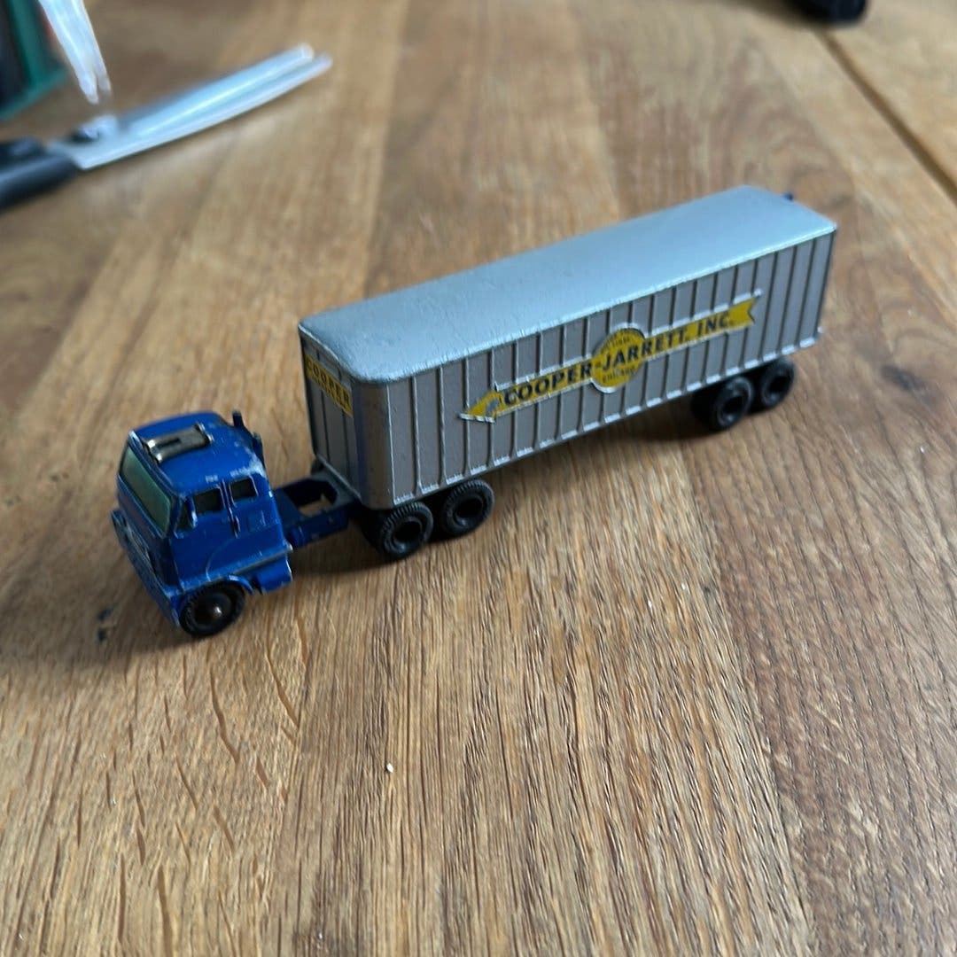 Se produkter som liknar Leksaksbil - Lastbil med släp.. på Tradera ...