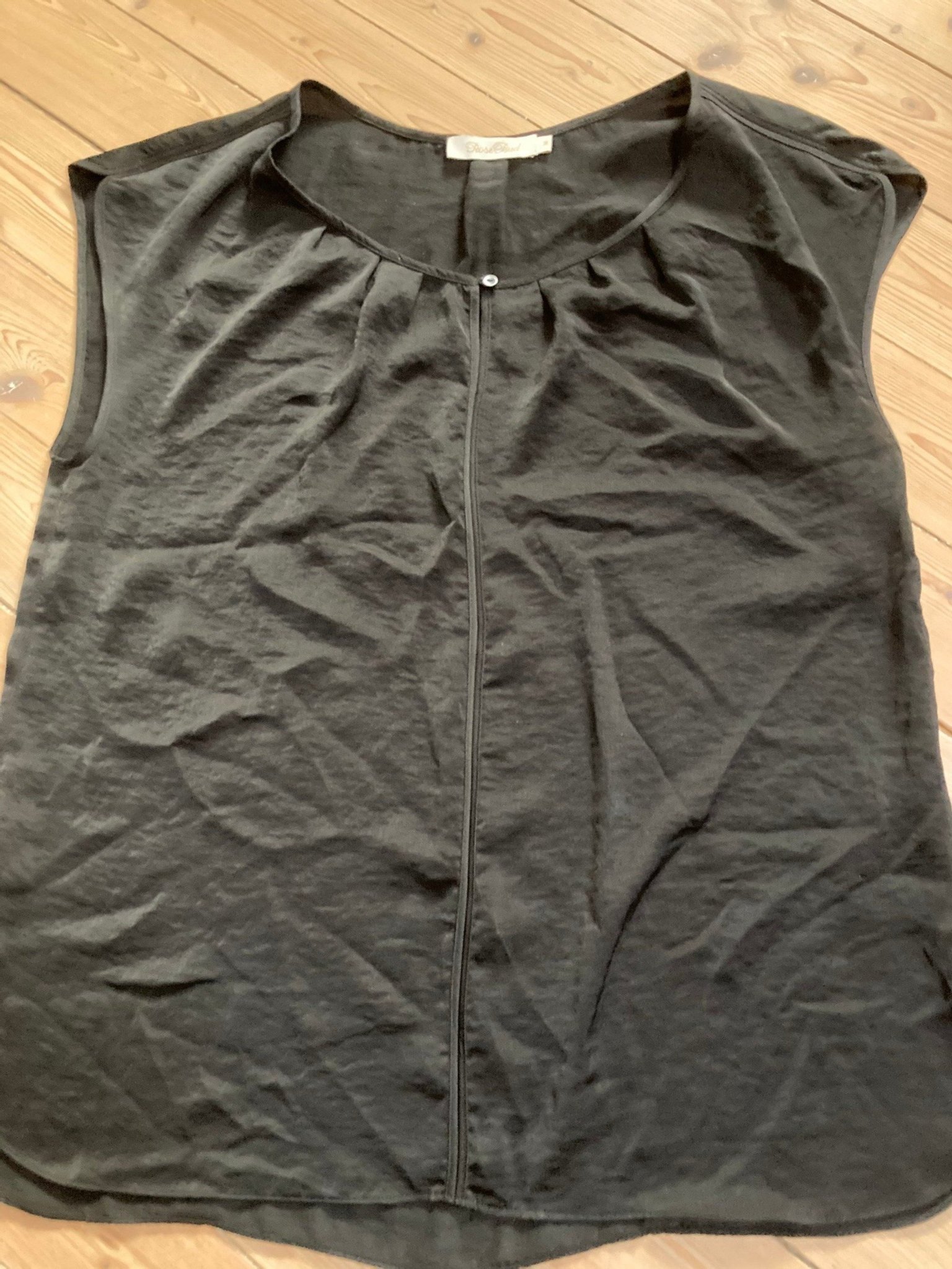 Fin svart rundhalsad blus från JOY / Rosebud, s.. | Köp på Tradera ...