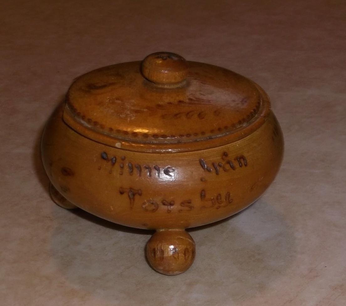 Rund träburk med lock o fint mönster samt tre k.. | Köp på Tradera ...