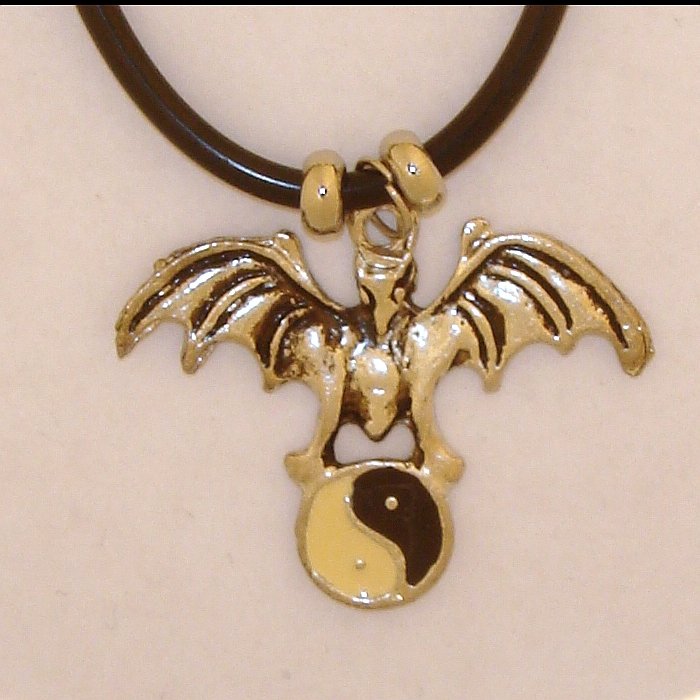 DRAKE YIN YANG VIT - SVART på BLAN.. | Köp från caprod2 på Tradera ...