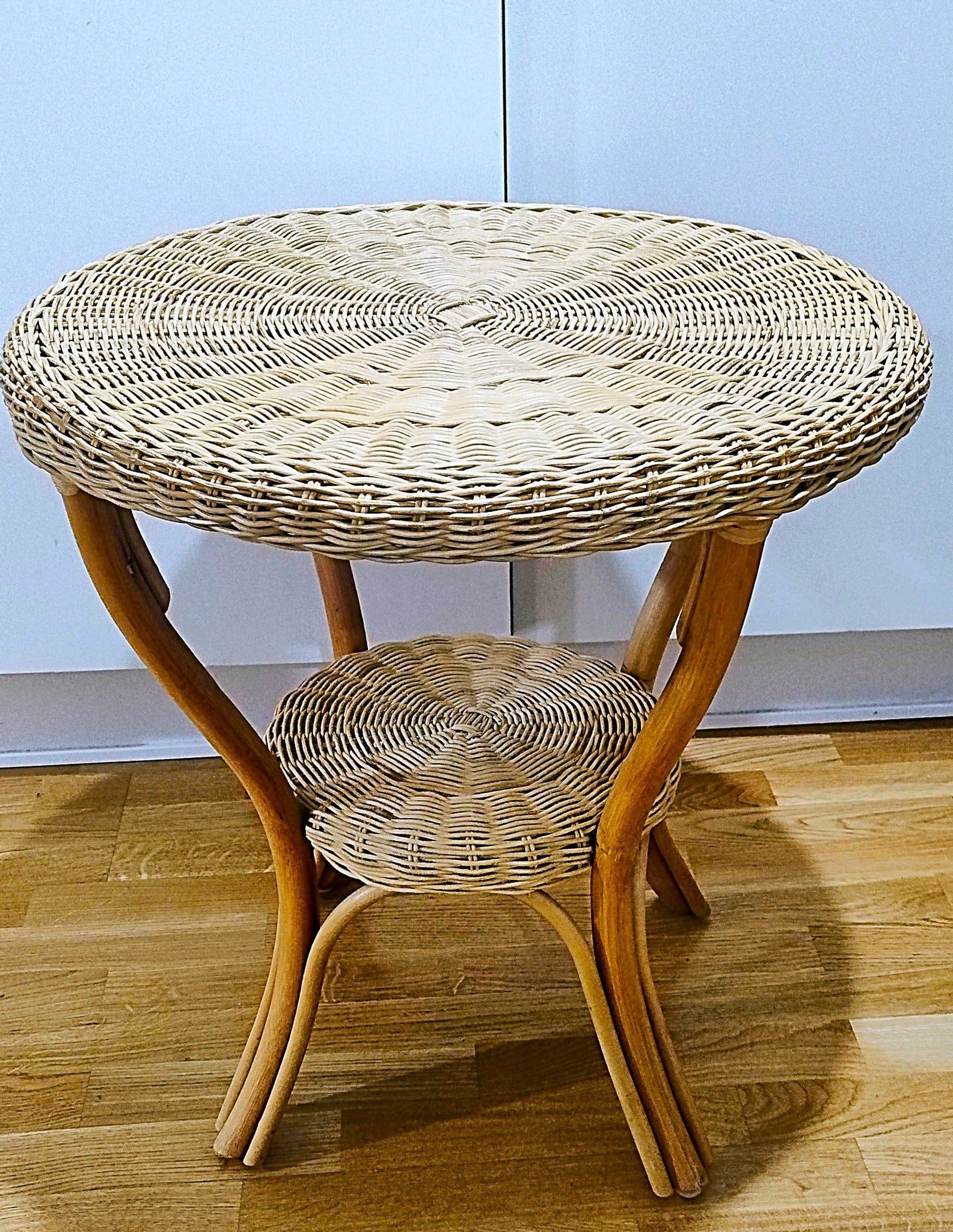 Se produkter som liknar Vintage BORD, runt, bambu/rot.. på Tradera ...