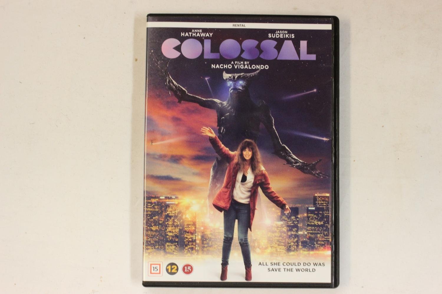 DVD-film: Colossal (Ann.. | Köp från FilmgruppenSverige på Tradera ...