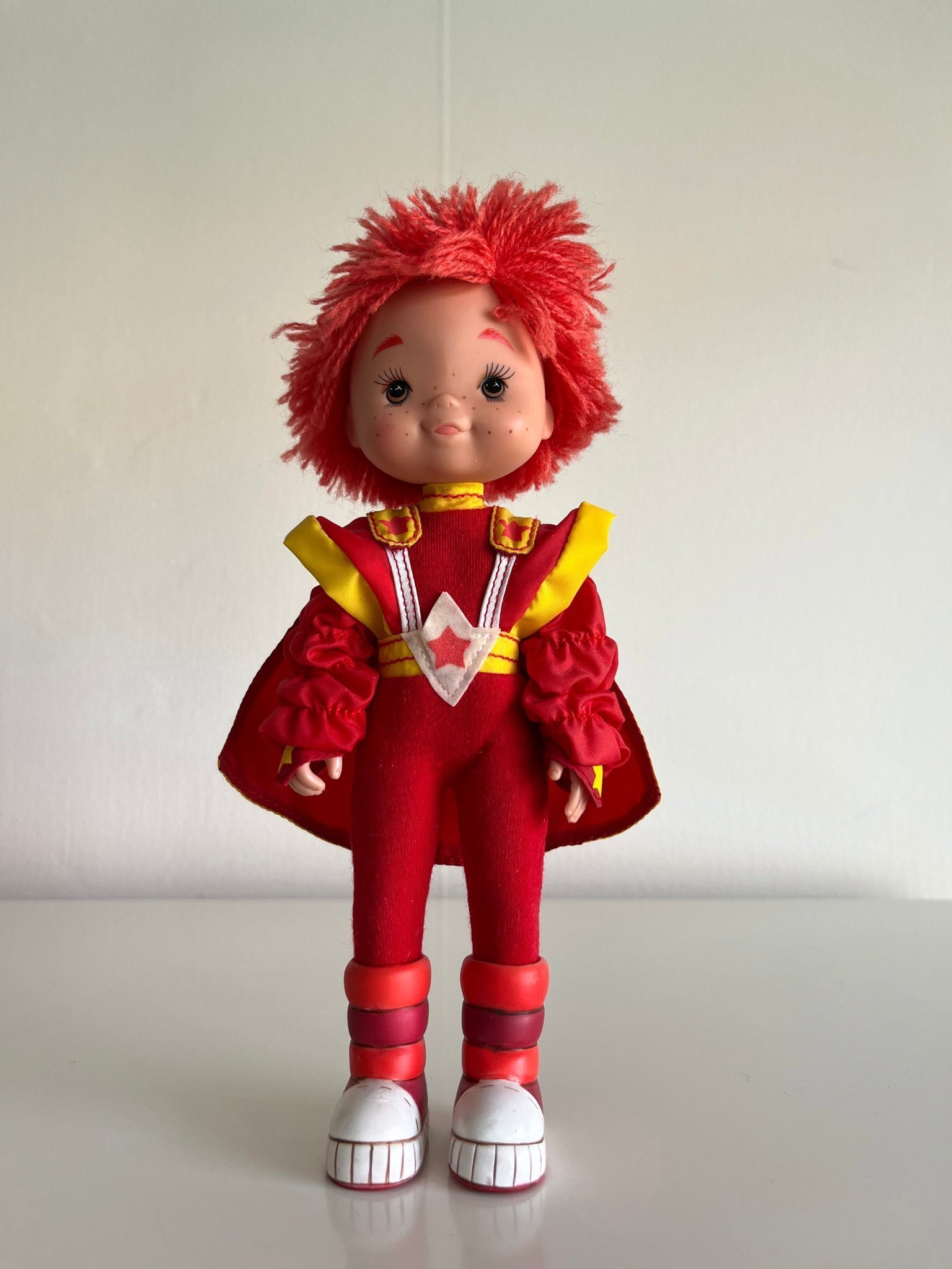 Se produkter som liknar Rainbow Brite Red Butler Rödh.. på Tradera ...