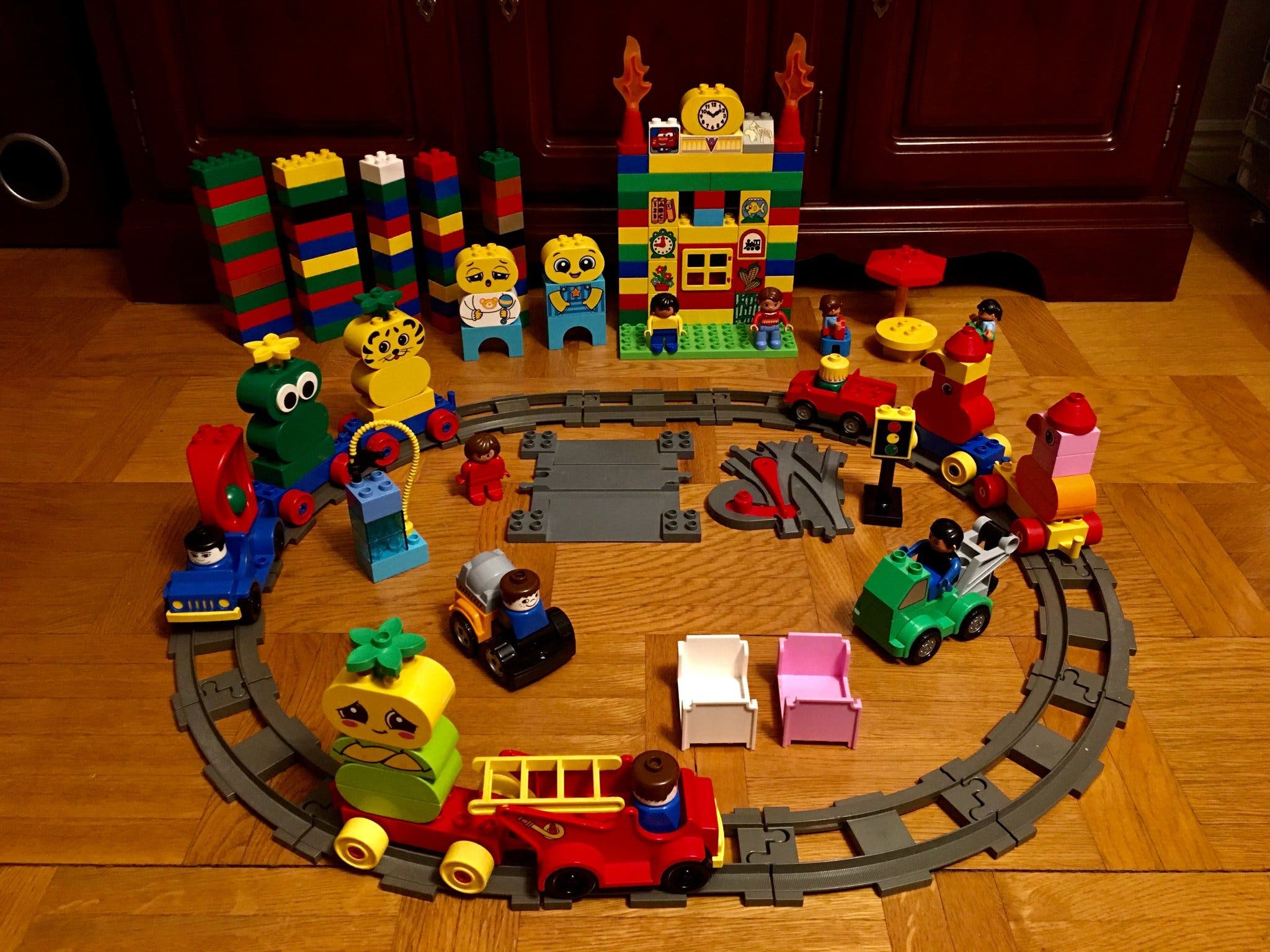 Se produkter som liknar Lego Duplo.Gubbar,bilar,vagna.. på Tradera ...