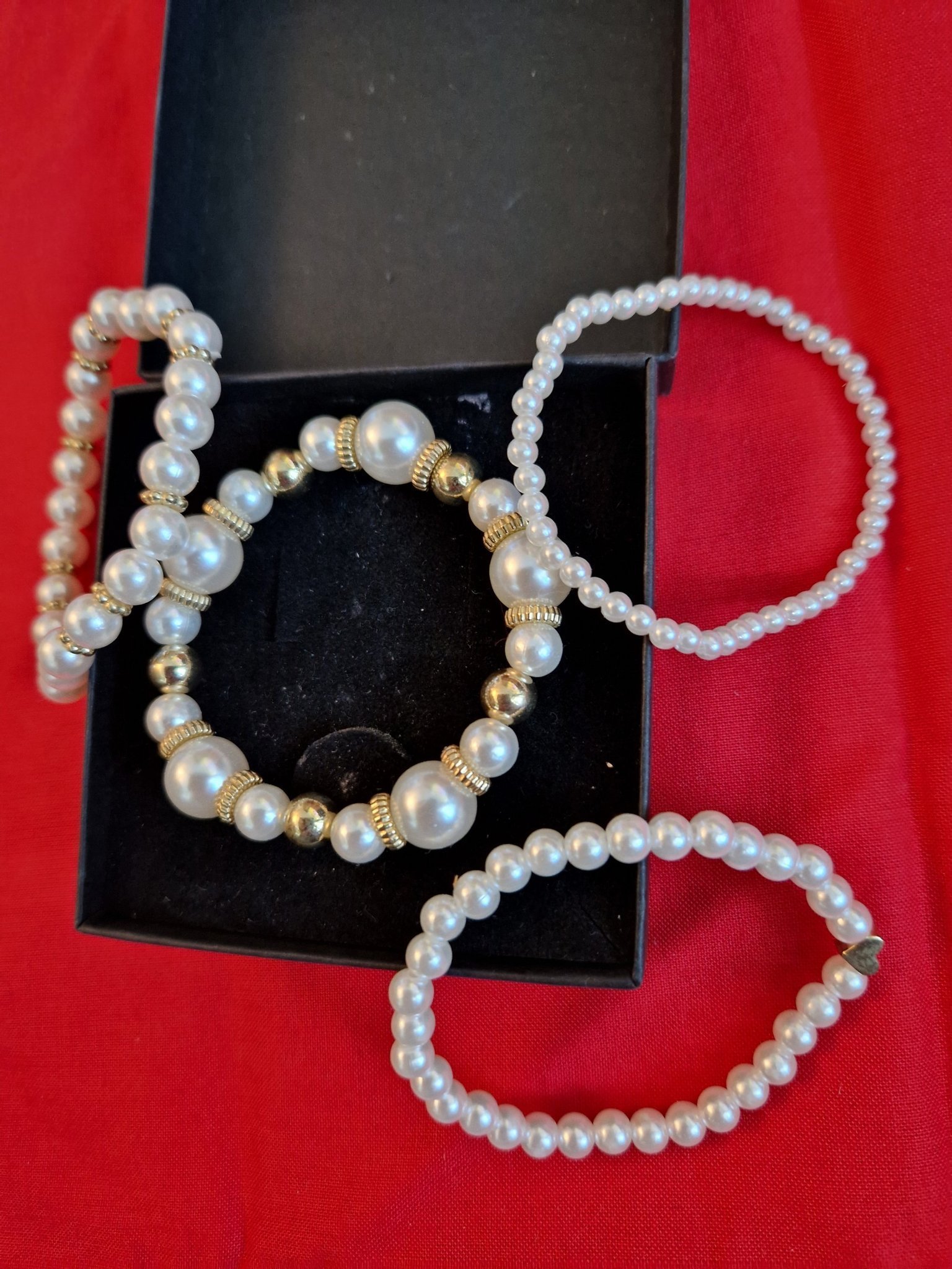 Armband med vita pärlor i olika storlekar. 4 st | Köp på Tradera ...