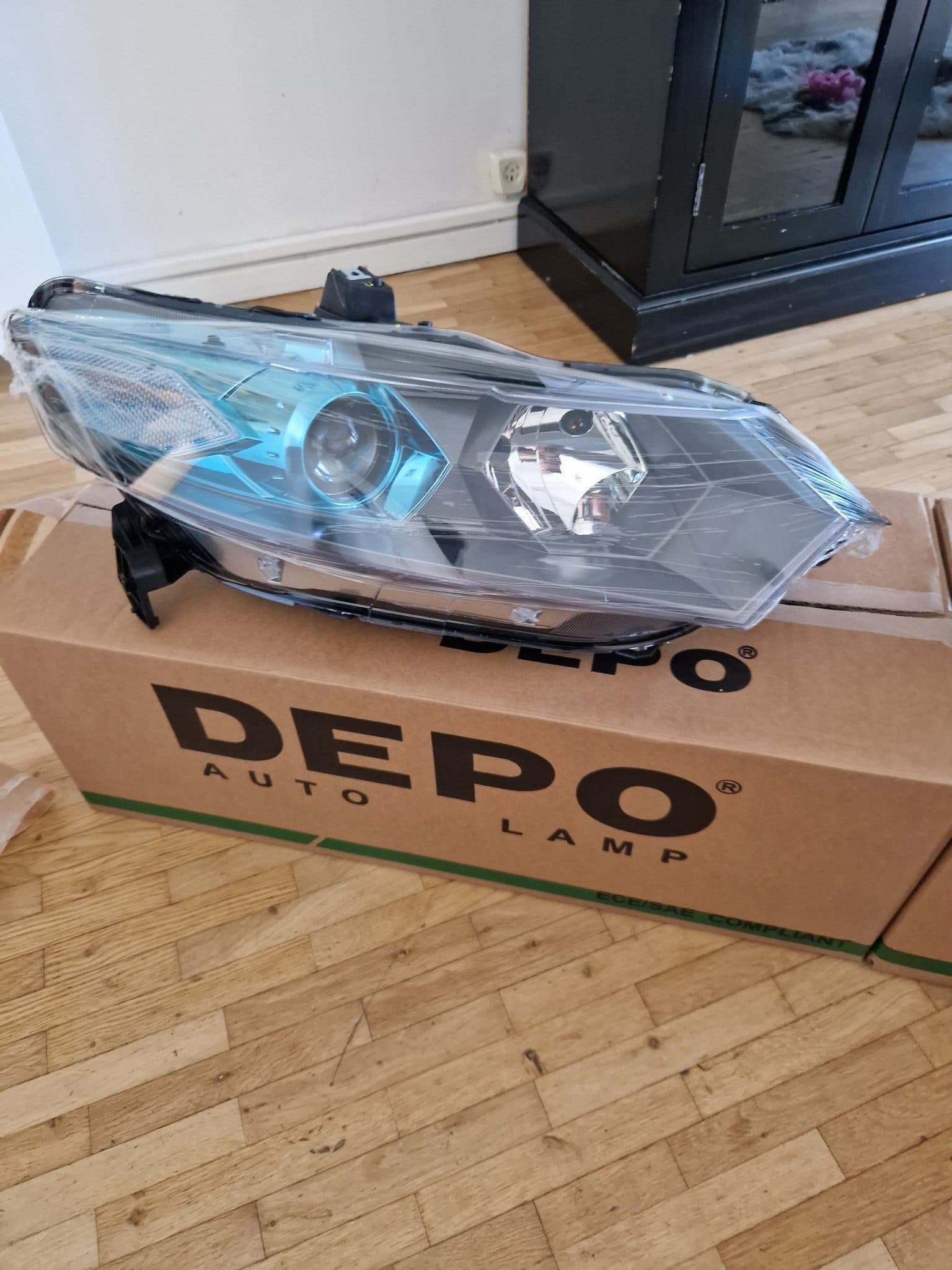 Se produkter som liknar DEPO Auto Lamp Strålkastare på Tradera (697553299)