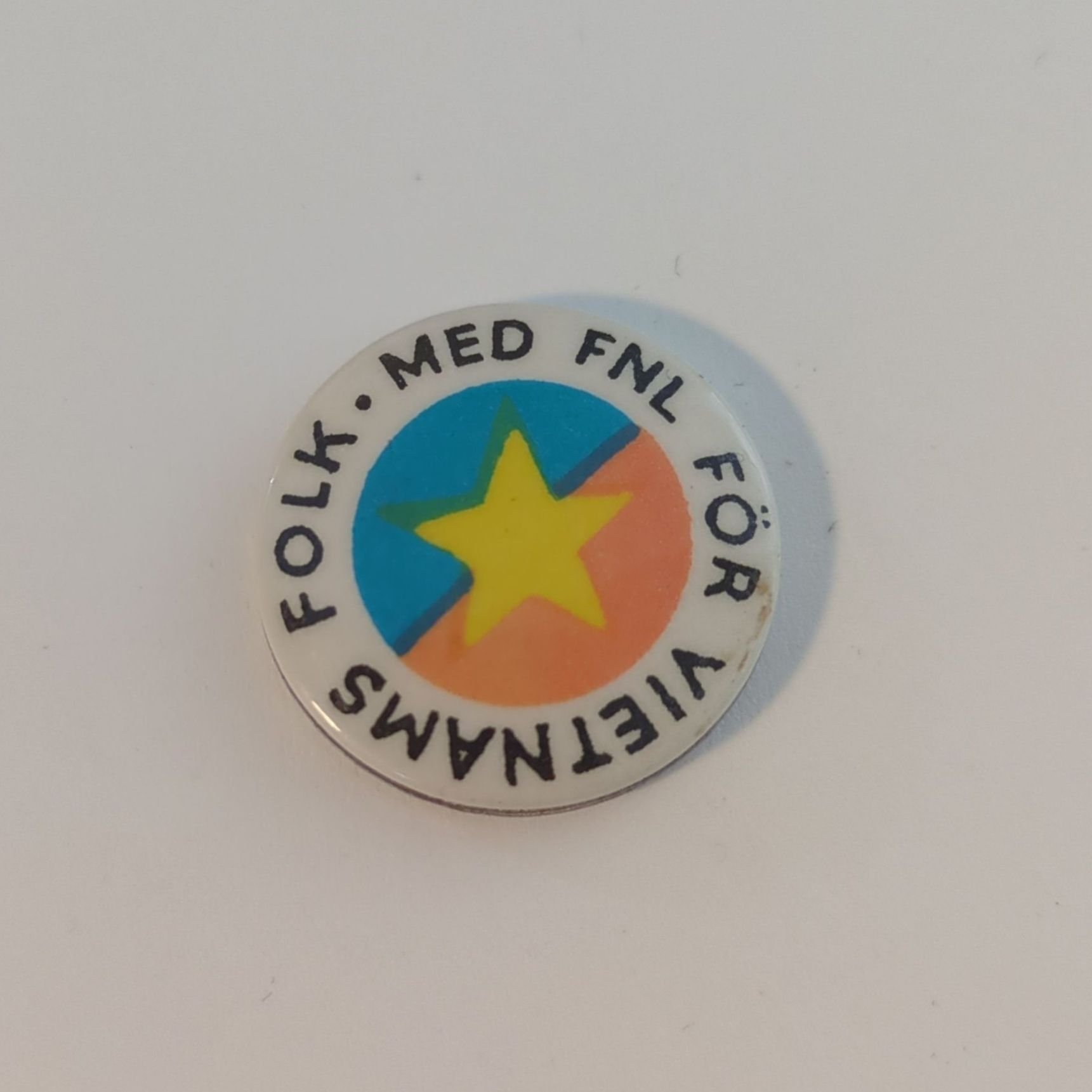 Se produkter som liknar Pin med FNL för Vietnams folk på Tradera ...