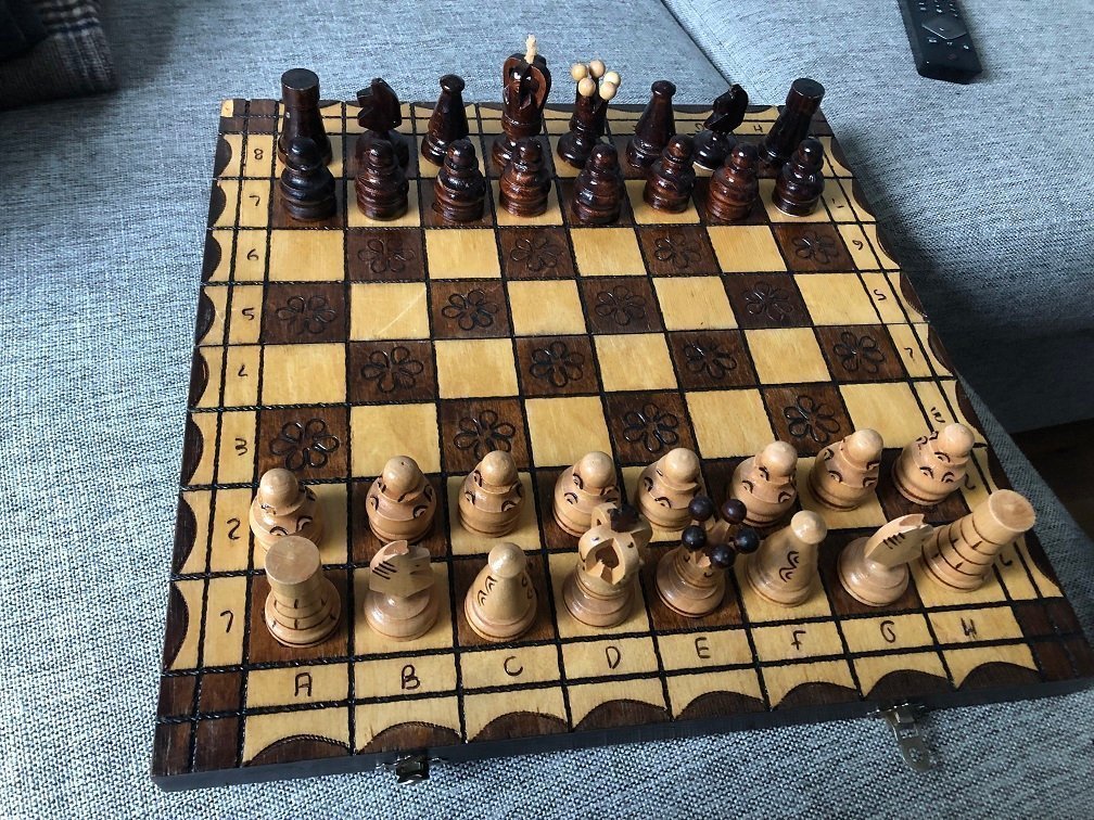 SCHACK med klassiska spelpjäser & vikbart spelp.. | Köp på Tradera ...